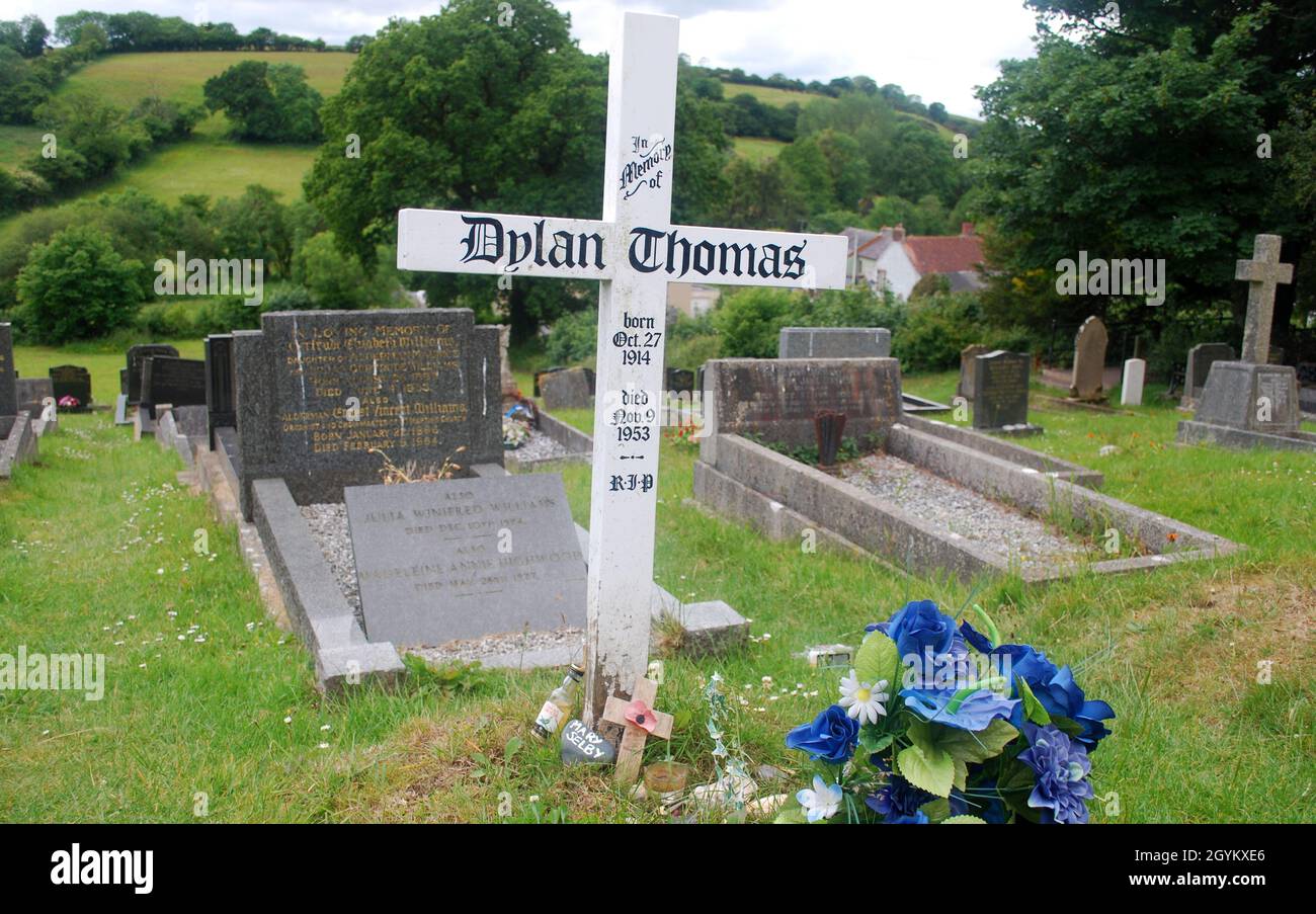 The grave of poet Dylan Thomas in the village of Laugharne, Wales Stock ...