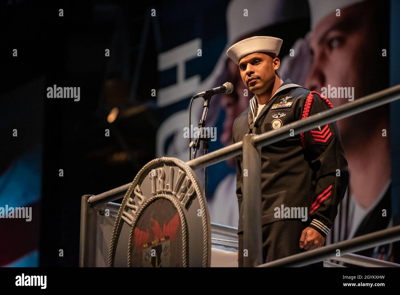 200124-N-BM202-1023 GREAT LAKES, Ill. (Jan. 24, 2020) A recruit ...