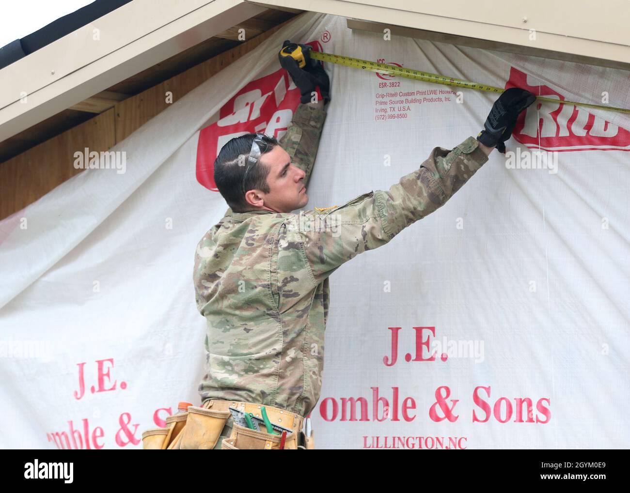 A Soldier assigned to the U.S. Army John F. Kennedy Special Warfare ...