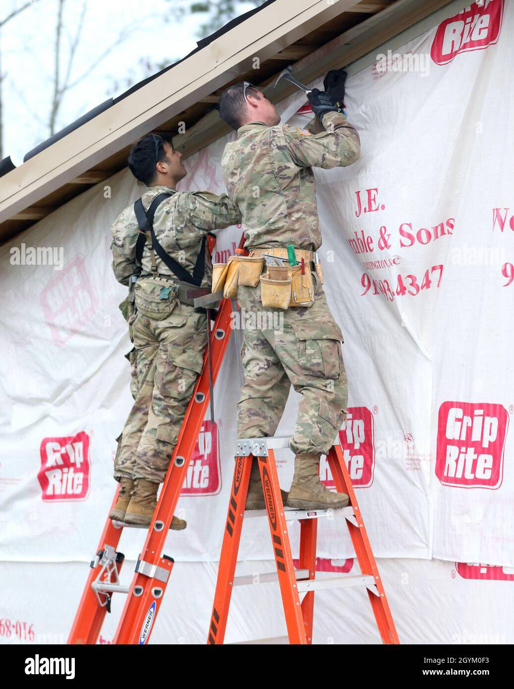 Soldiers assigned to the U.S. Army John F. Kennedy Special Warfare ...