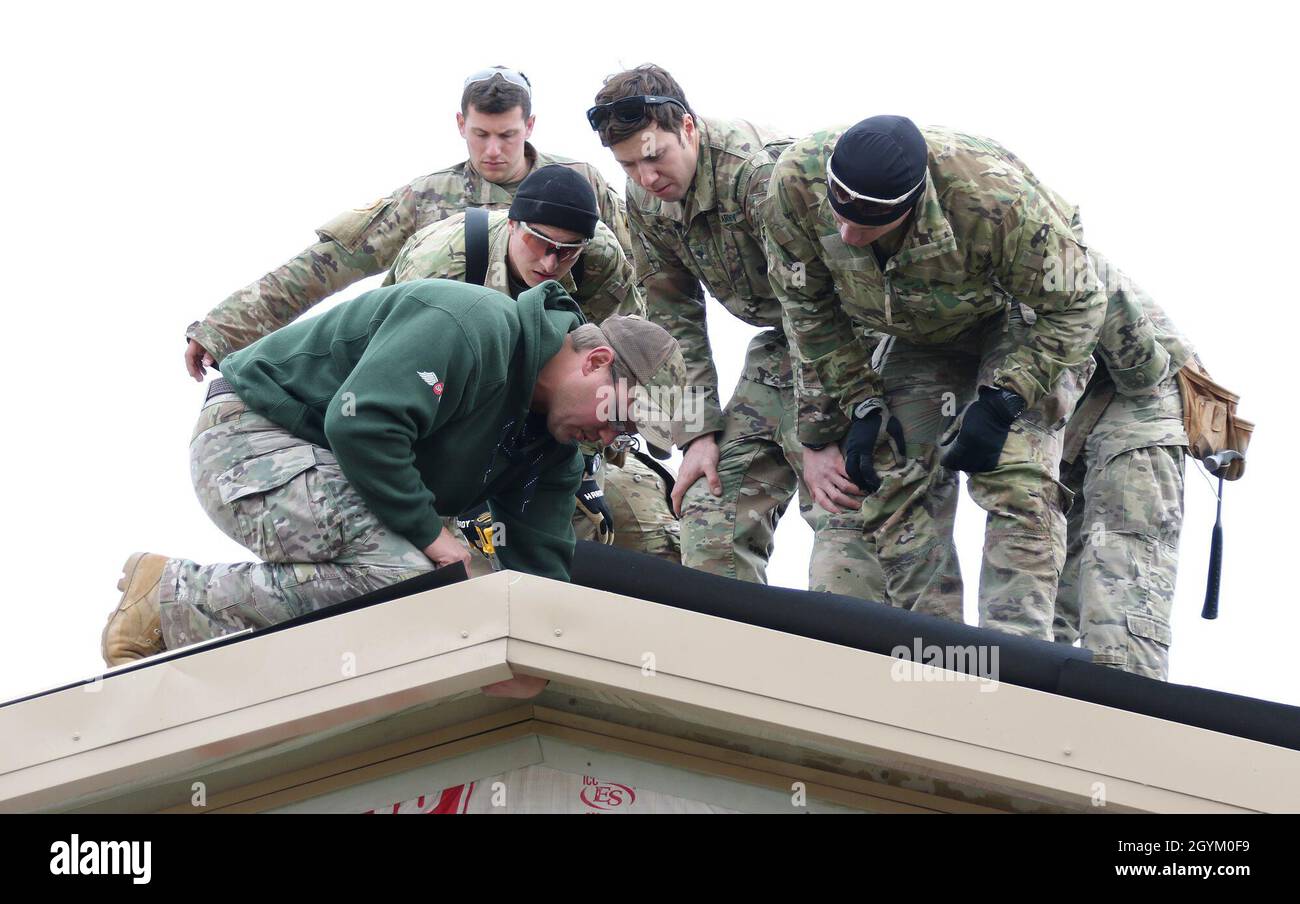 Soldiers assigned to the U.S. Army John F. Kennedy Special Warfare ...