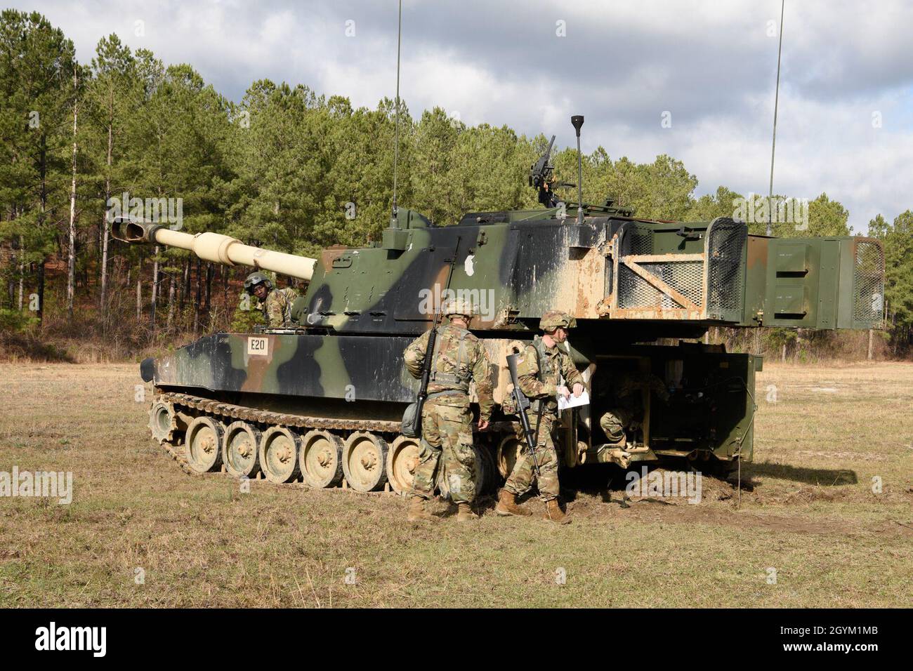 U.S. Army National Guard Soldiers with the 1-178th Field Artillery ...