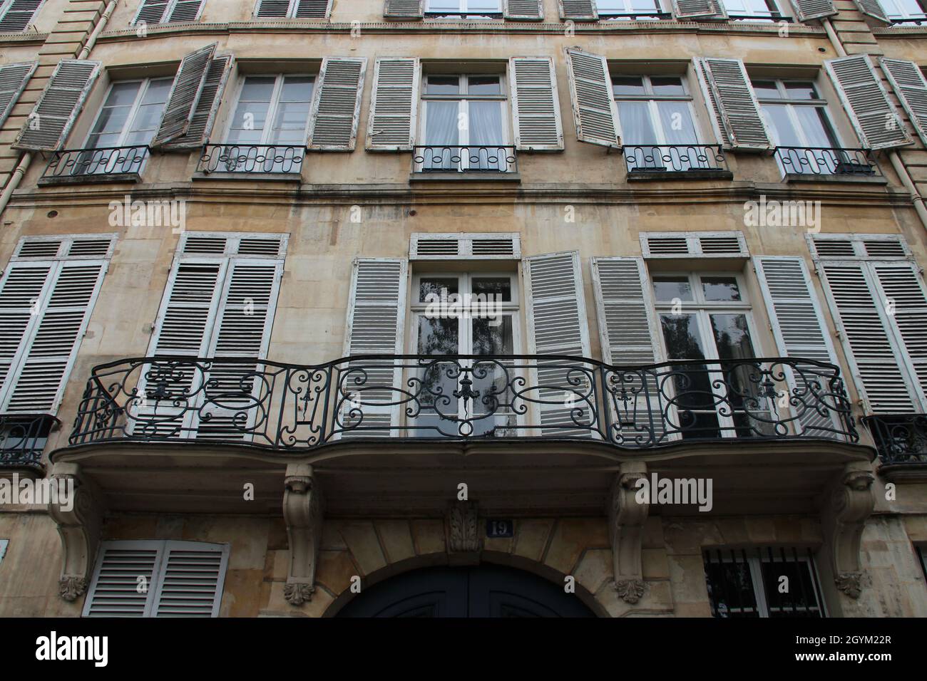 flat building in paris (france Stock Photo - Alamy