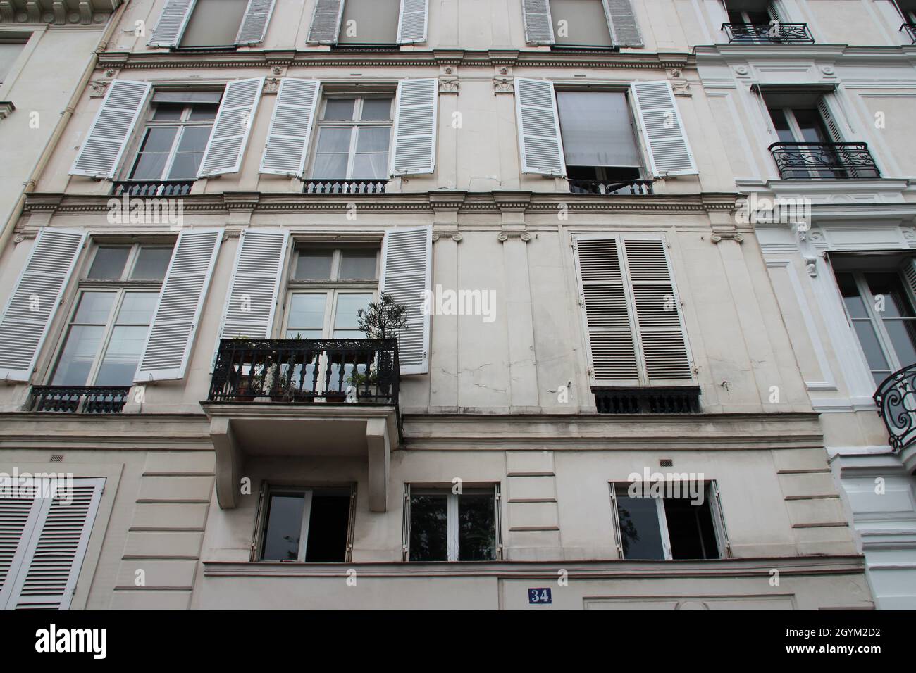 flat building in paris (france Stock Photo - Alamy