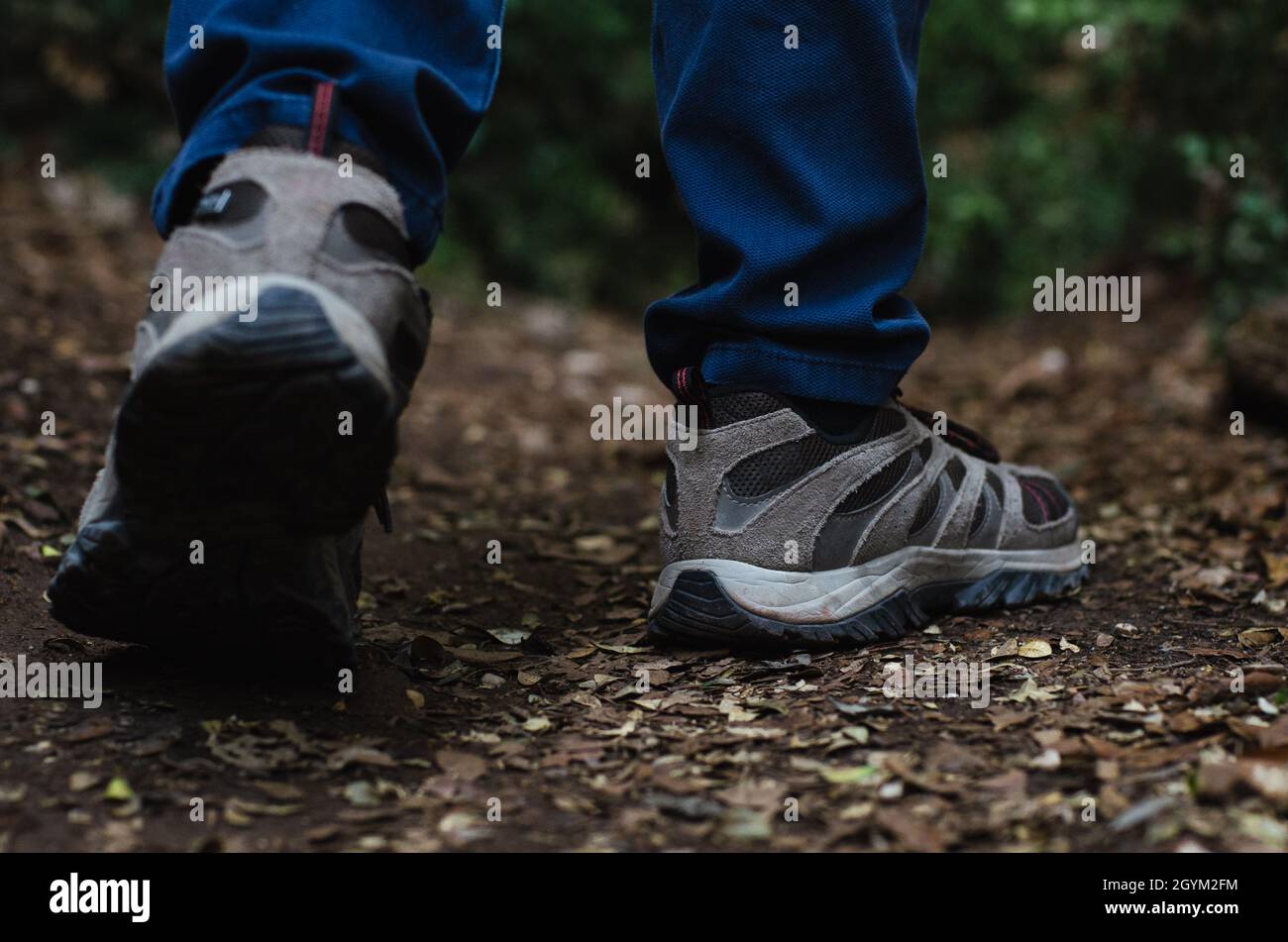 Feet walking close up urban path hi-res stock photography and images ...