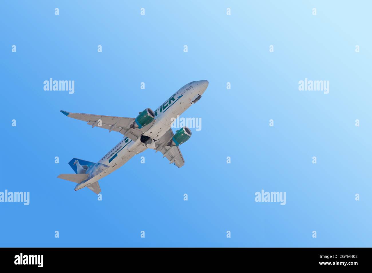 Santa Ana, CA, USA – August 12, 2021: Frontier Airlines Airbus 320 ...