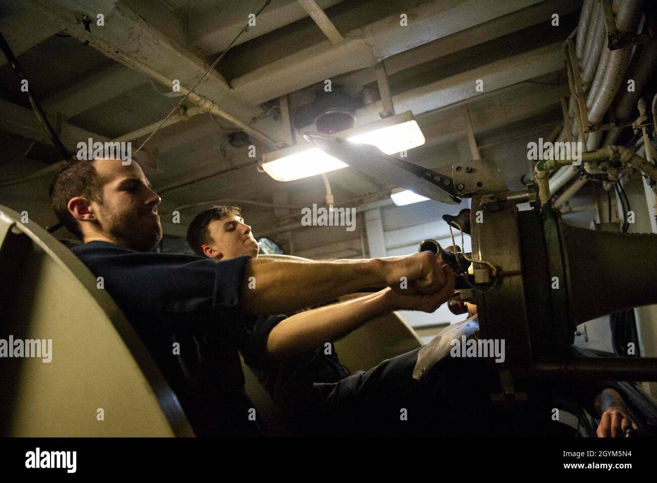 200127-N-PI330-0181 ATLANTIC OCEAN (Jan. 27, 2020) Sonar Technician ...