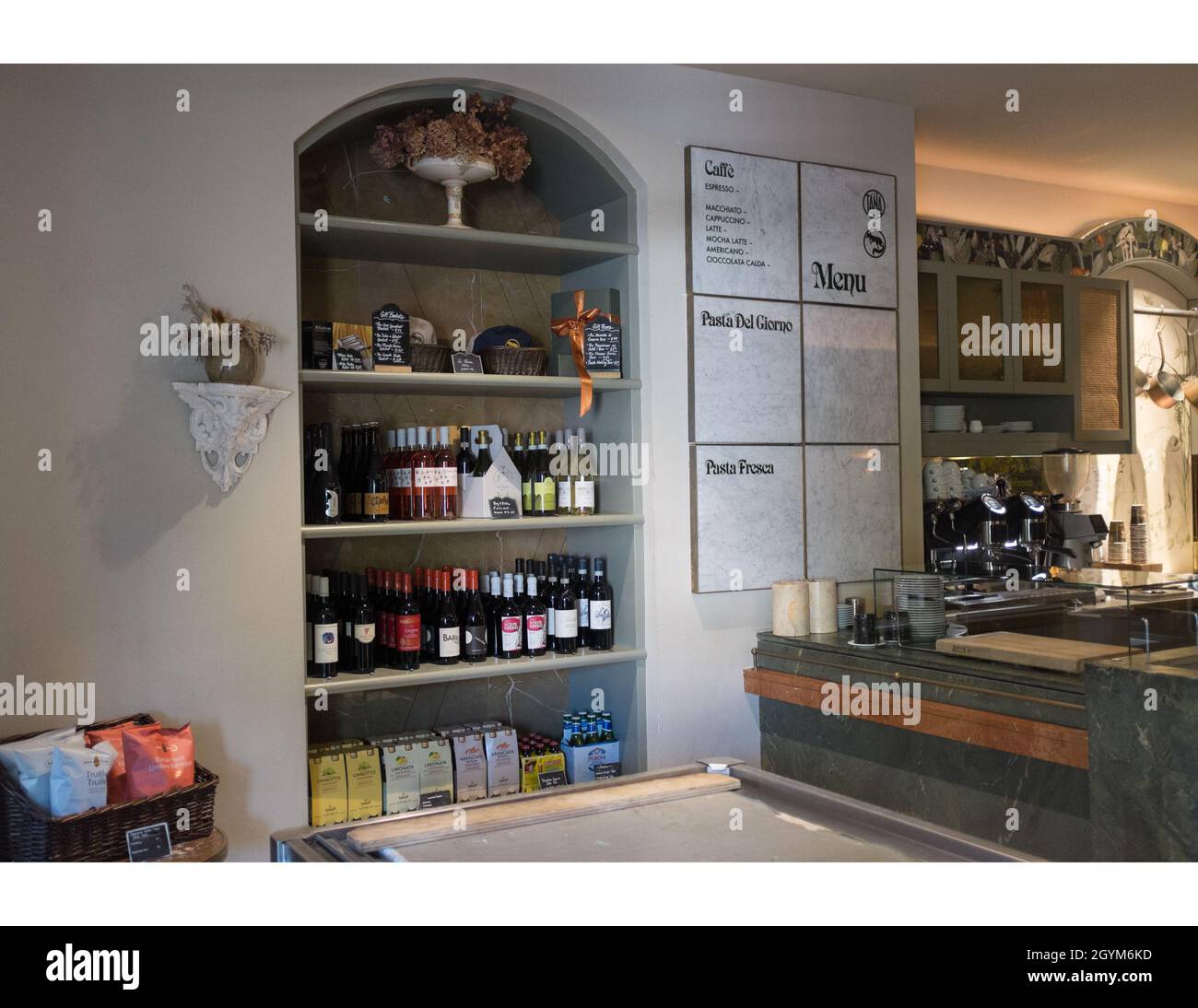 Interior small grocery store hi-res stock photography and images - Alamy