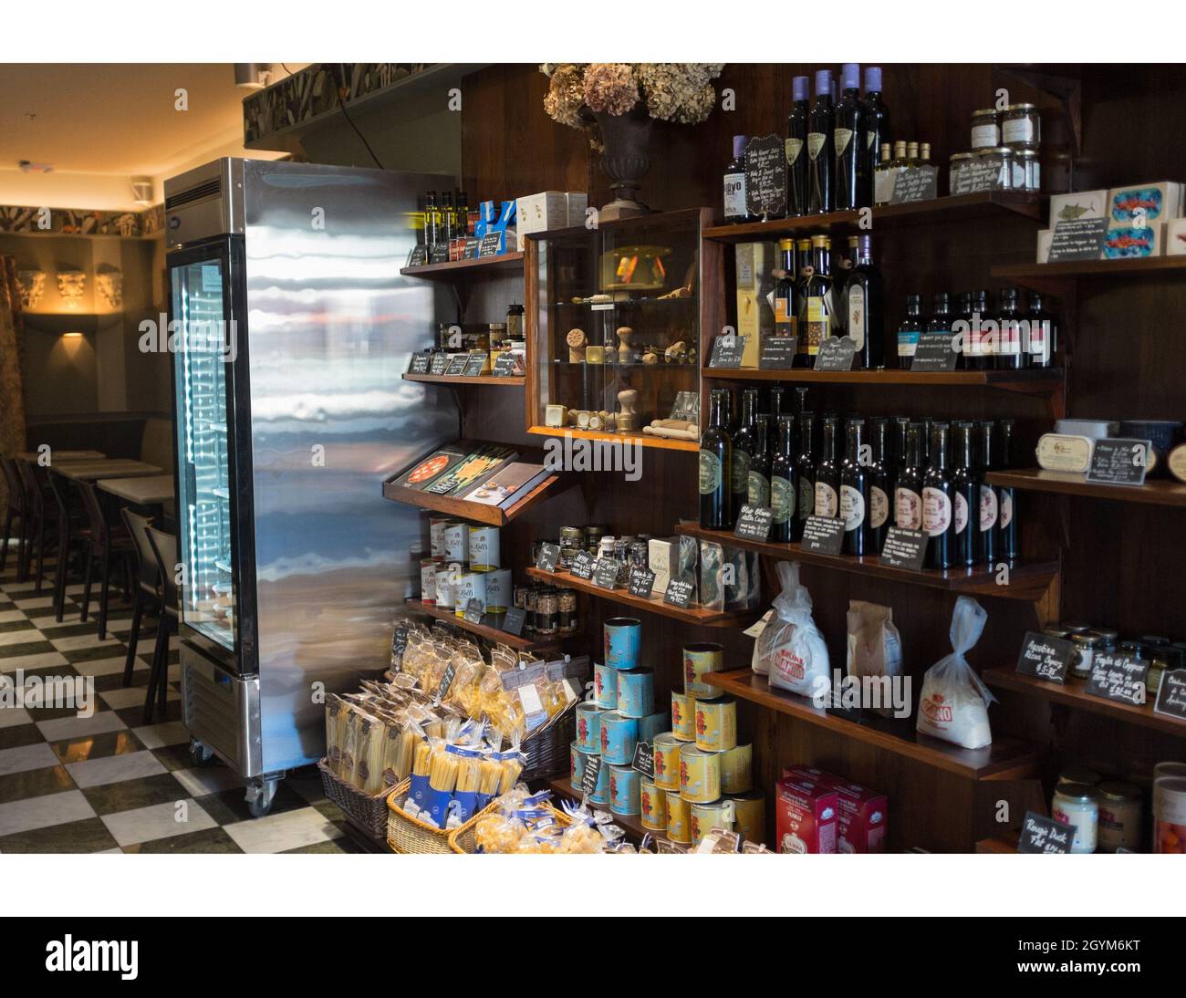 Interior small grocery store hi-res stock photography and images - Alamy