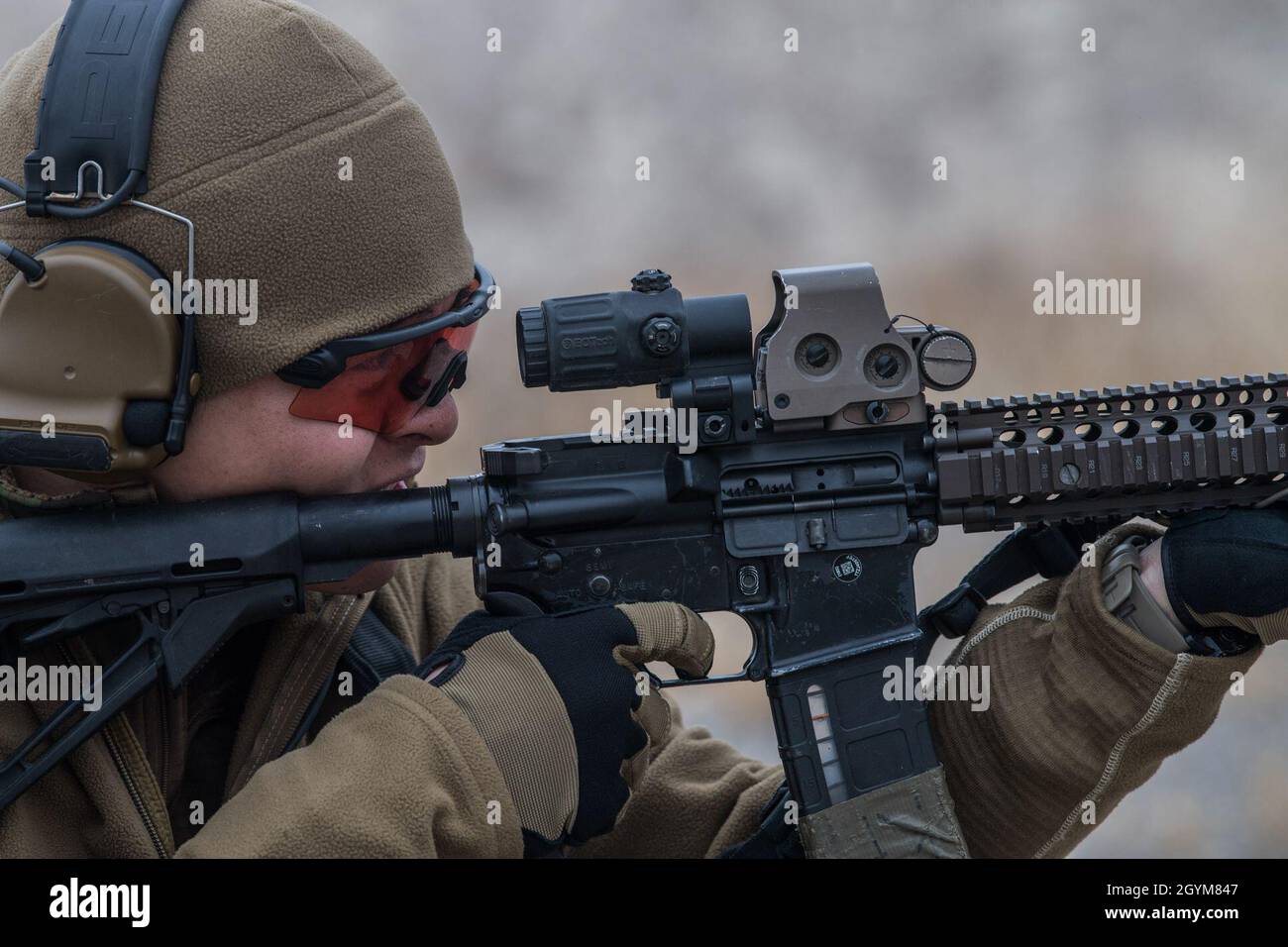 Special Tactics Airmen conduct weapons training during Emerald Warrior ...