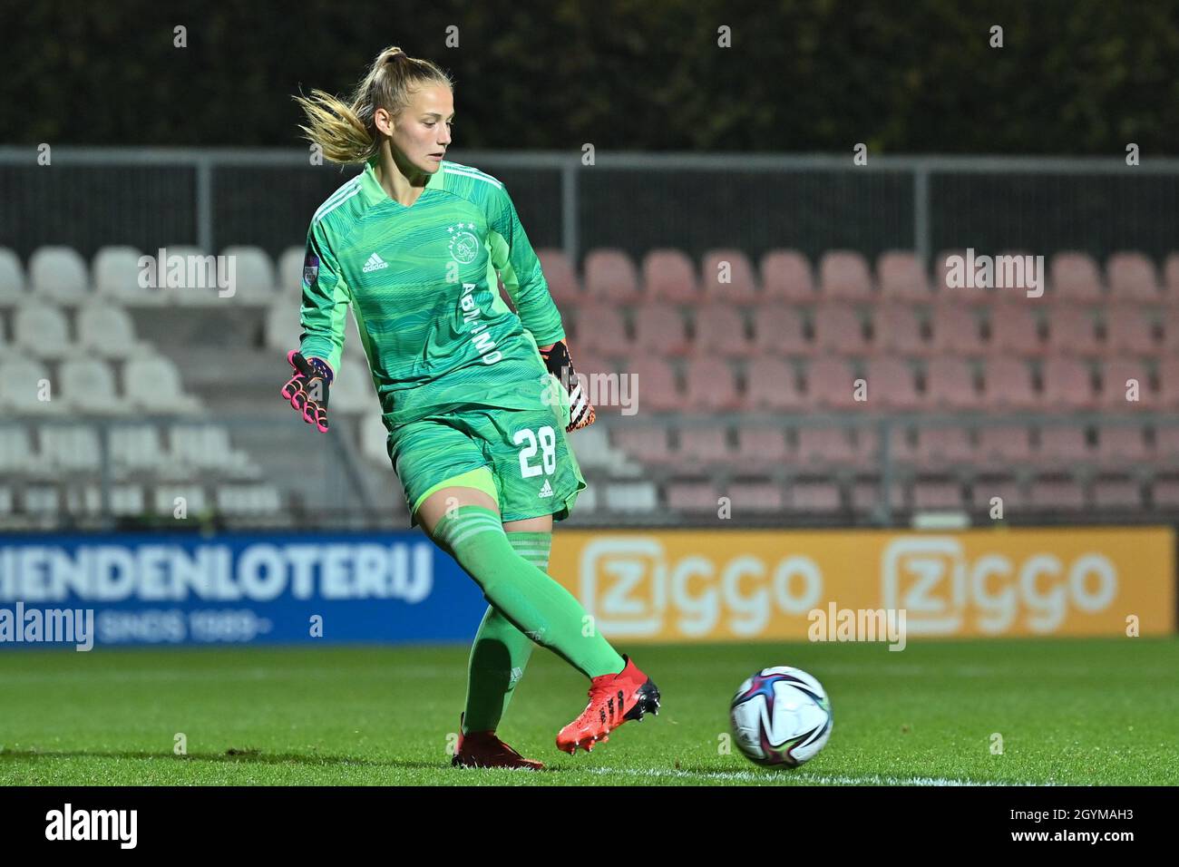 Goalkeeper regina van eijk hi-res stock photography and images - Alamy
