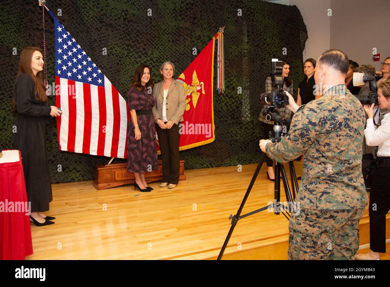 Second Lady, Karen Pence, takes photos with military spouses following ...