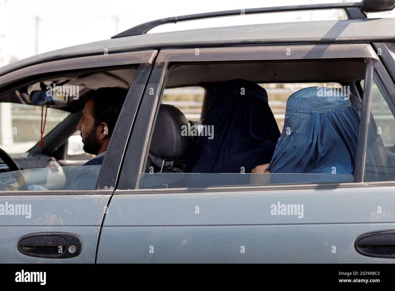 Wearing burqas hi-res stock photography and images - Alamy