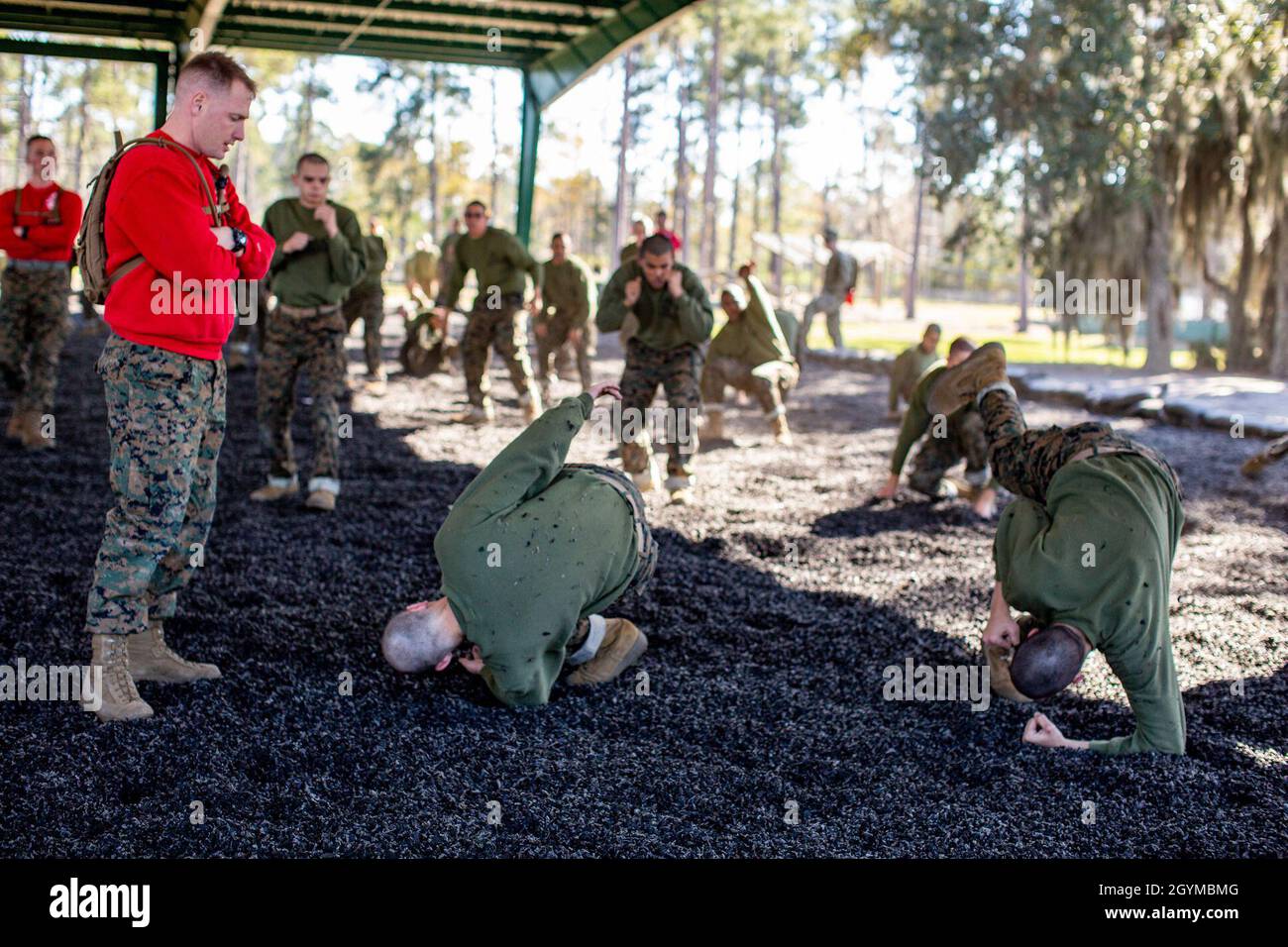 Recruits with Charlie Company, 1st Recruit Training Battalion practice ...