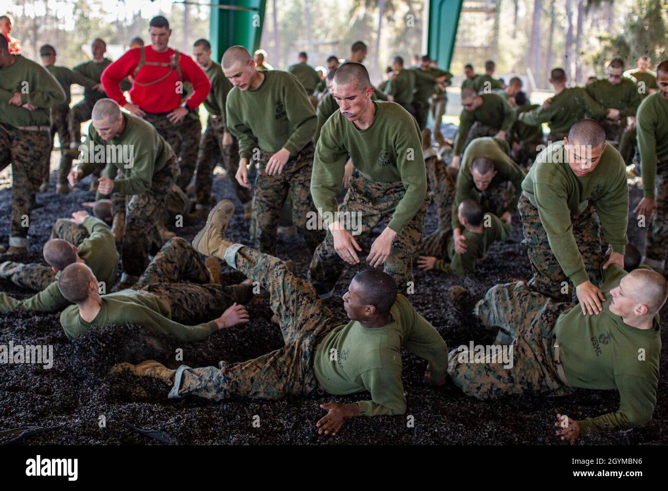 Recruits with Charlie Company, 1st Recruit Training Battalion practice ...