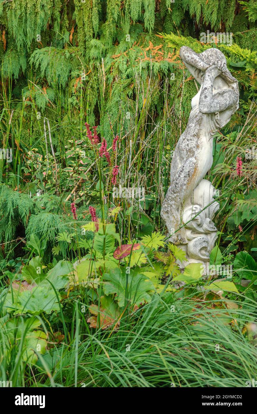 Female spring statue hi-res stock photography and images - Alamy