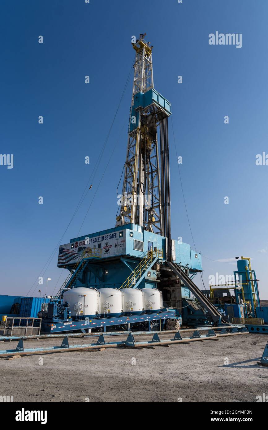 A 3000 hp top drive drilling rig drilling for oil in the Green River ...