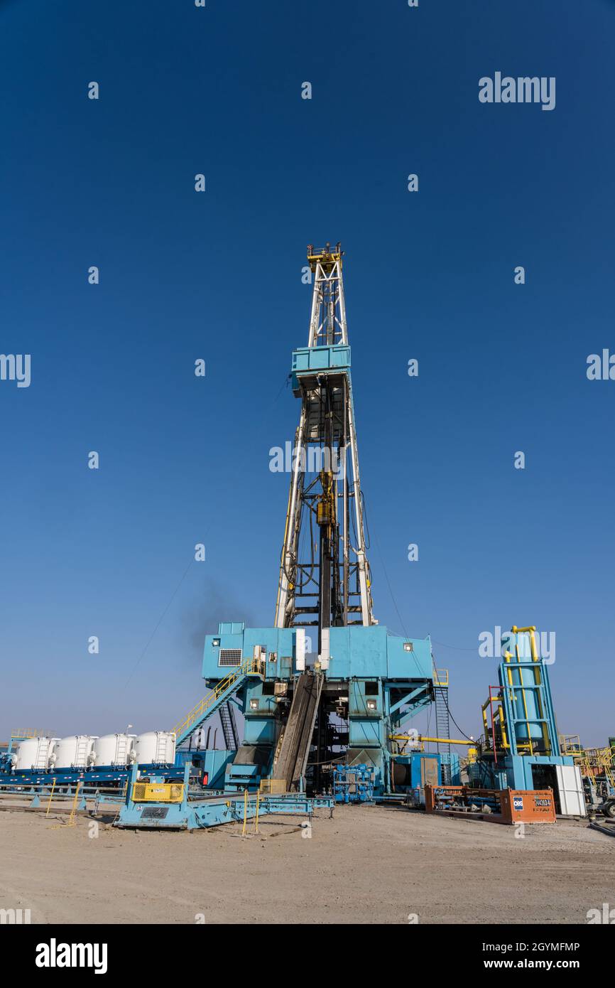 A 3000 hp top drive drilling rig drilling for oil in the Green River ...