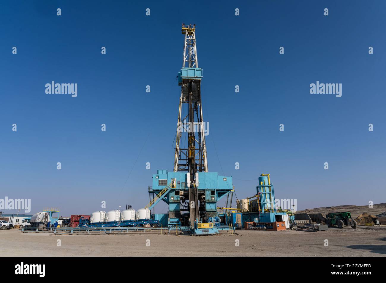 A 3000 hp top drive drilling rig drilling for oil in the Green River ...