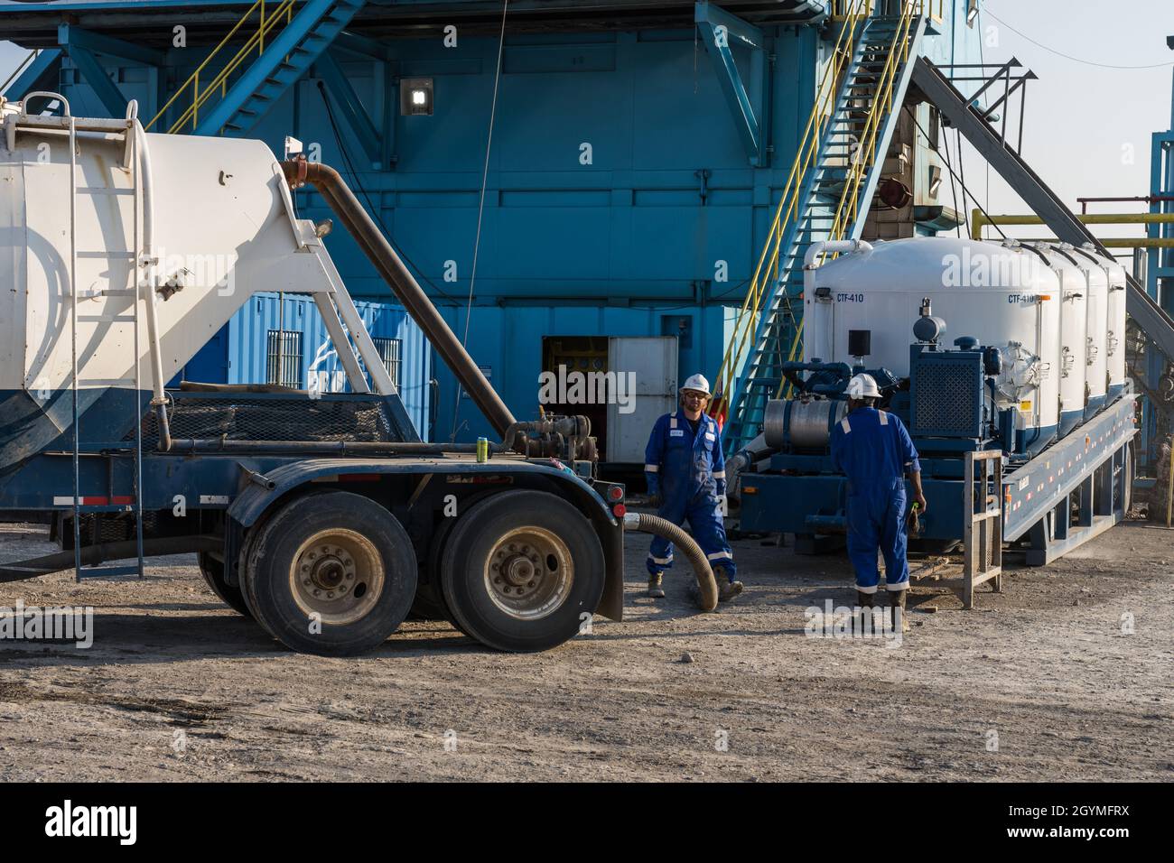 American oil rig workers hi-res stock photography and images - Alamy
