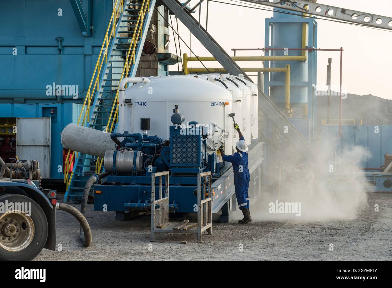 Horizontal filter well hi-res stock photography and images - Alamy