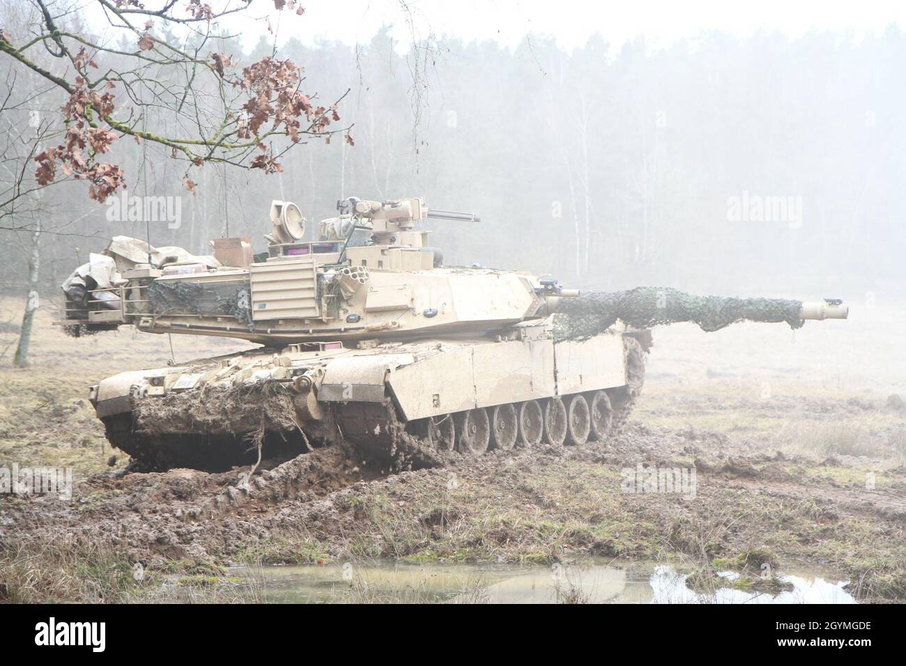 Soldiers with 1st battalion, 8th Cavalry Regiment react during a tank ...