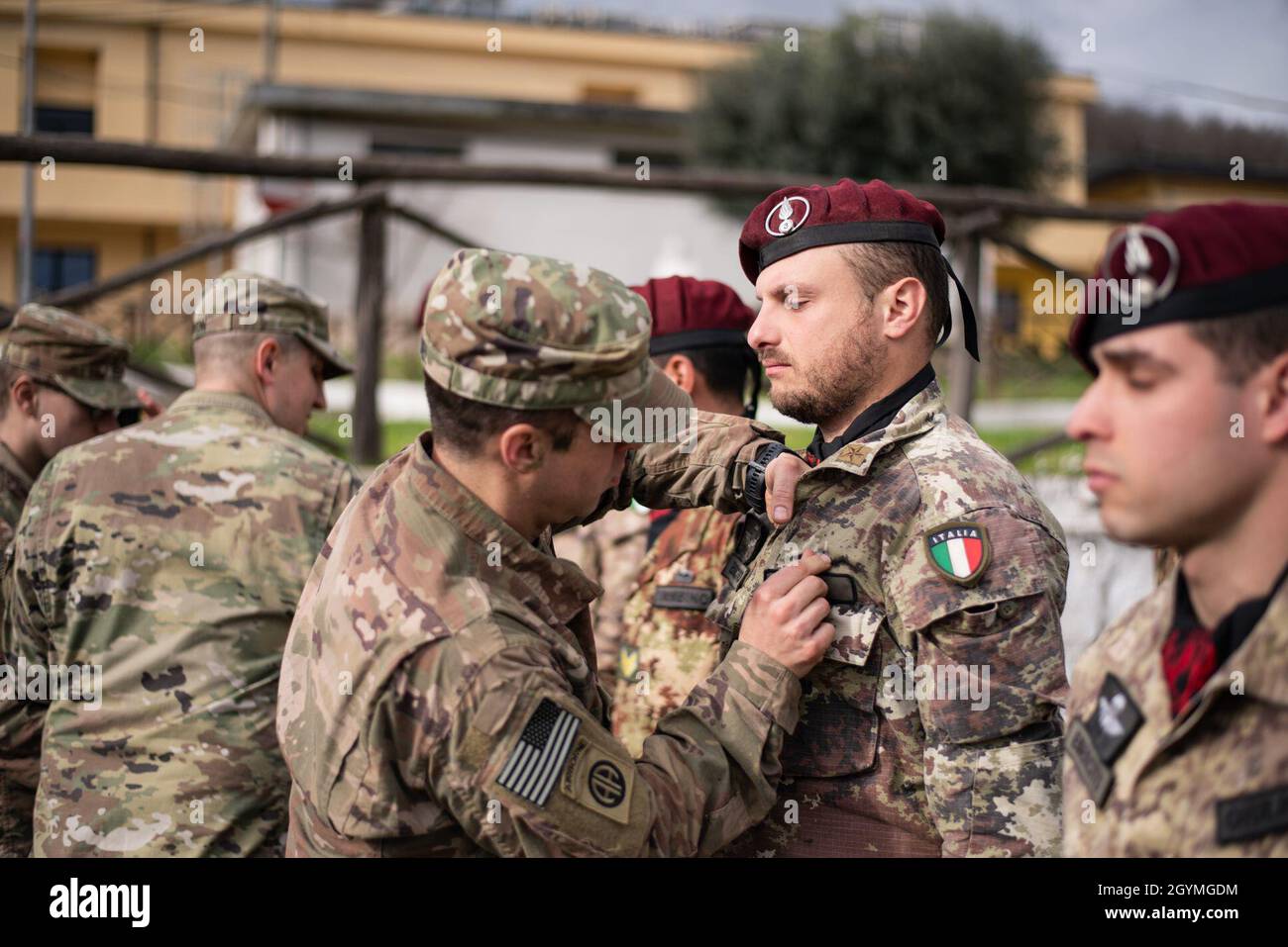 Italian paratroopers assigned to Reggimento Savoia Cavalleria 3 are ...