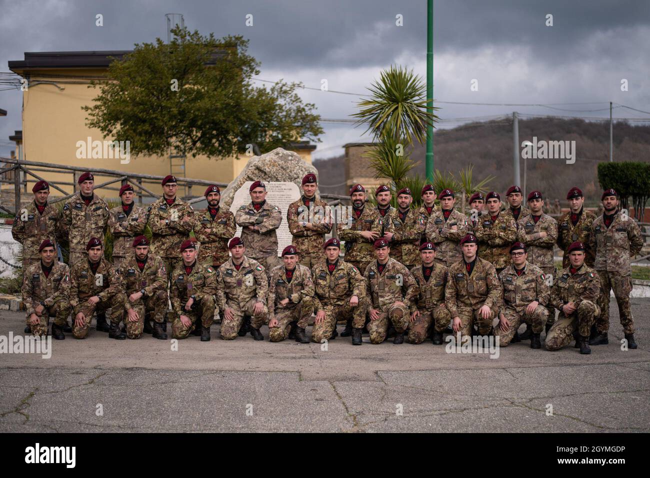 Italian paratroopers assigned to Reggimento Savoia Cavalleria 3 are ...