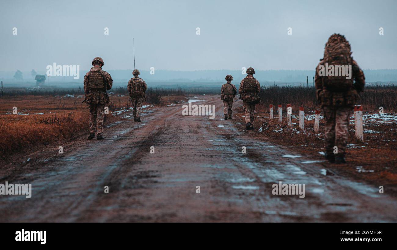 British army section patrol hi-res stock photography and images - Alamy