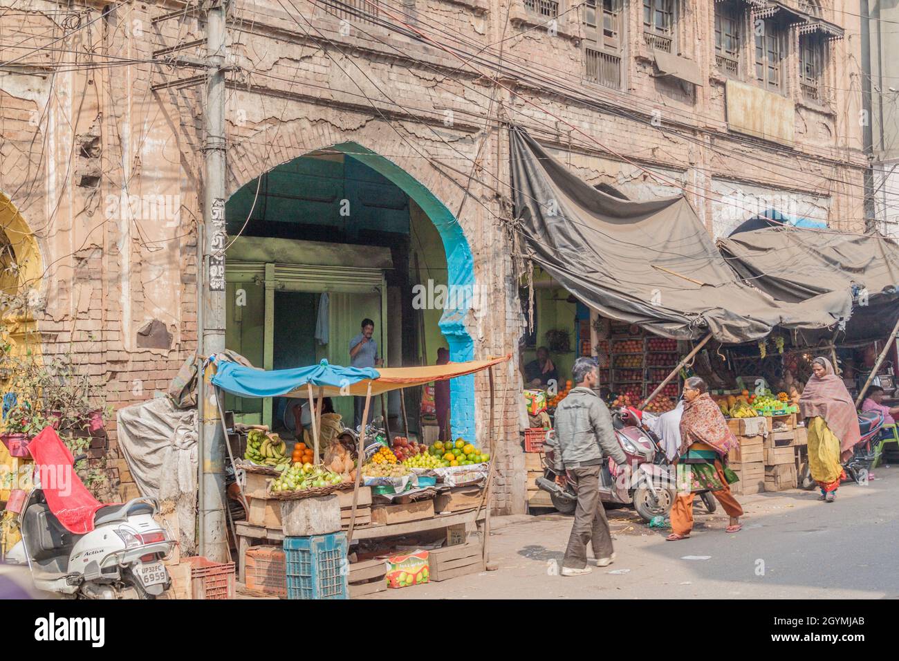 LUCKNOW, INDIA - FEBRUARY 3, 2017: Street scene in the center of ...