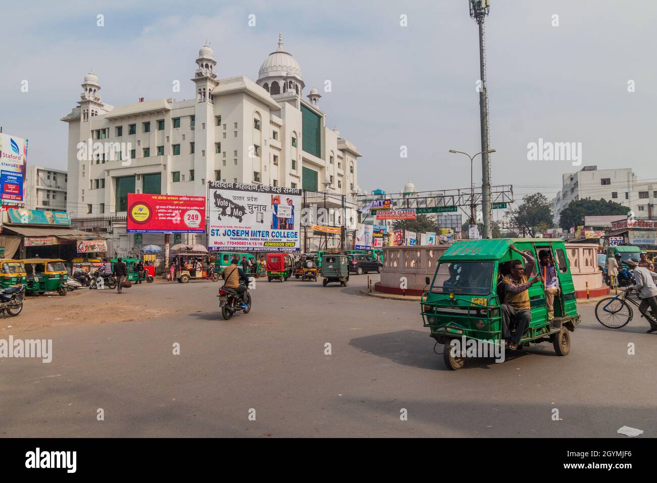 LUCKNOW, INDIA - FEBRUARY 3, 2017: Charak Chauraha roundabout in Lucknow, Uttar Pradesh state ...