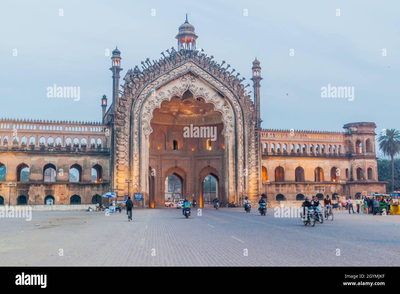 LUCKNOW, INDIA - FEBRUARY 3, 2017: Rumi Darwaza gate in Lucknow, Uttar ... LUCKNOW, INDIA - FEBRUARY 3, 2017: Rumi Darwaza gate in Lucknow, Uttar ...