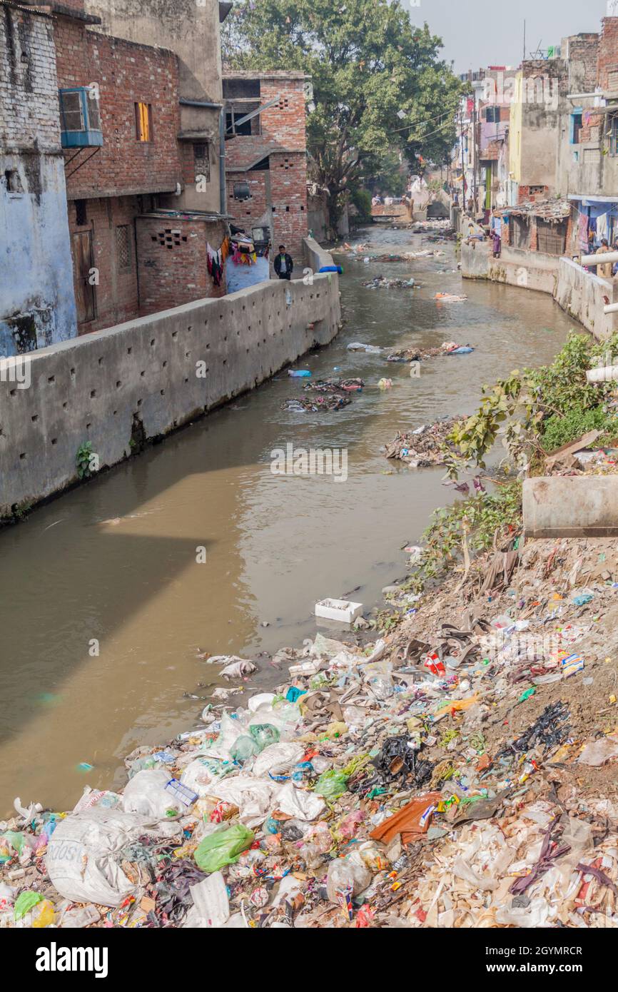 LUCKNOW, INDIA - FEBRUARY 3, 2017: Polluted river in Lucknow, Uttar ... LUCKNOW, INDIA - FEBRUARY 3, 2017: Polluted river in Lucknow, Uttar ...