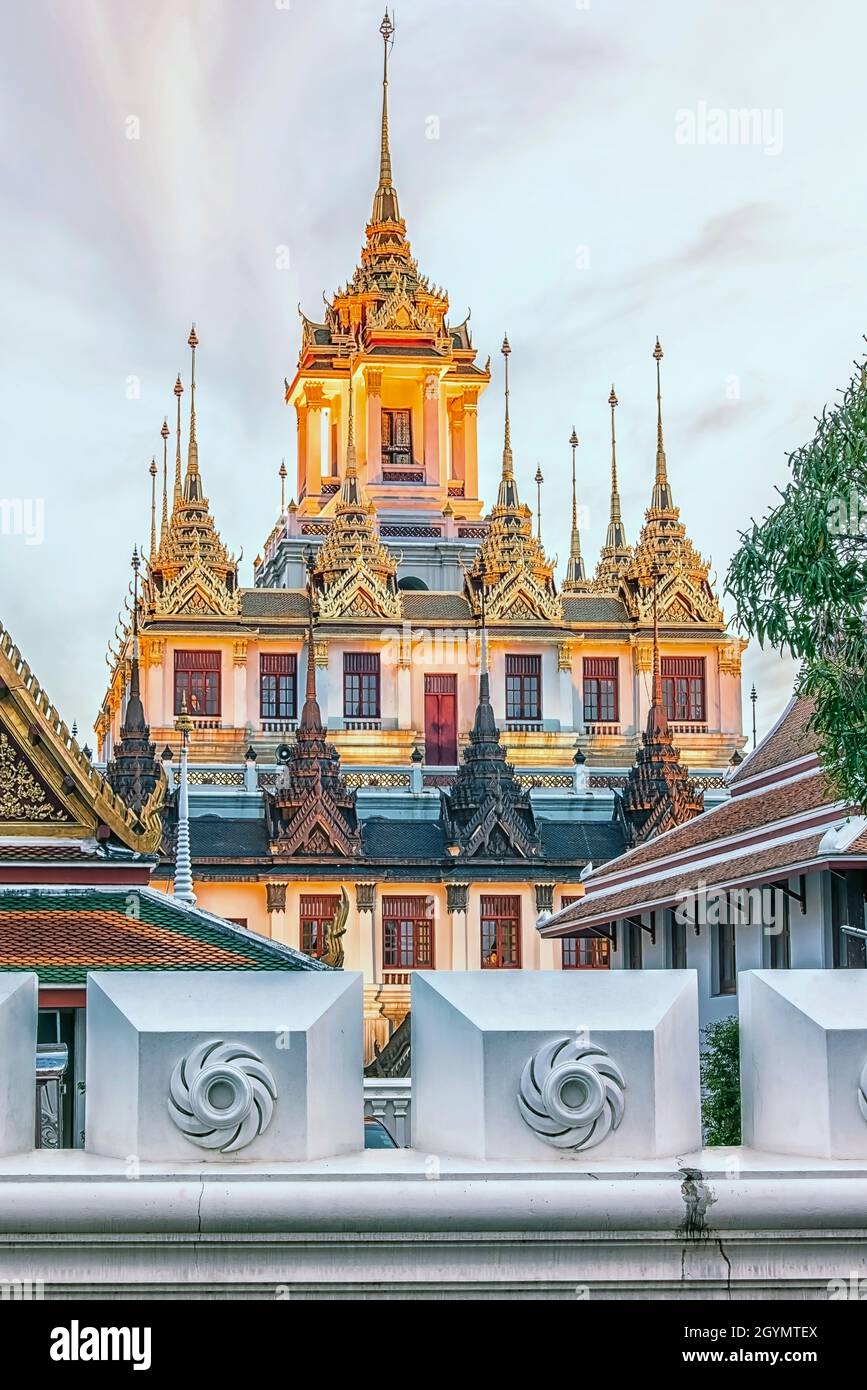 Bangkok temple skyscraper hi-res stock photography and images - Alamy
