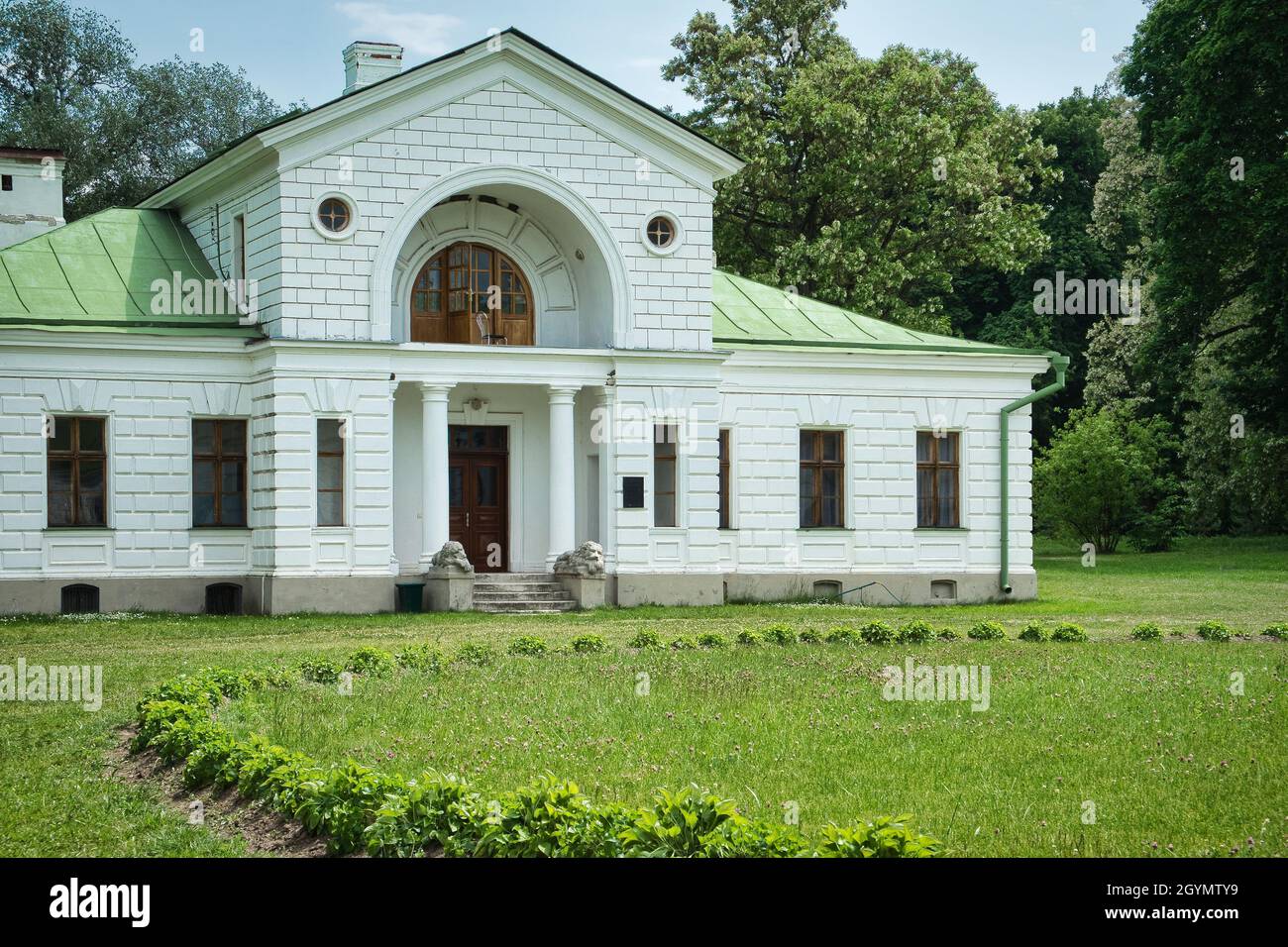 Green old house classic hi-res stock photography and images - Alamy