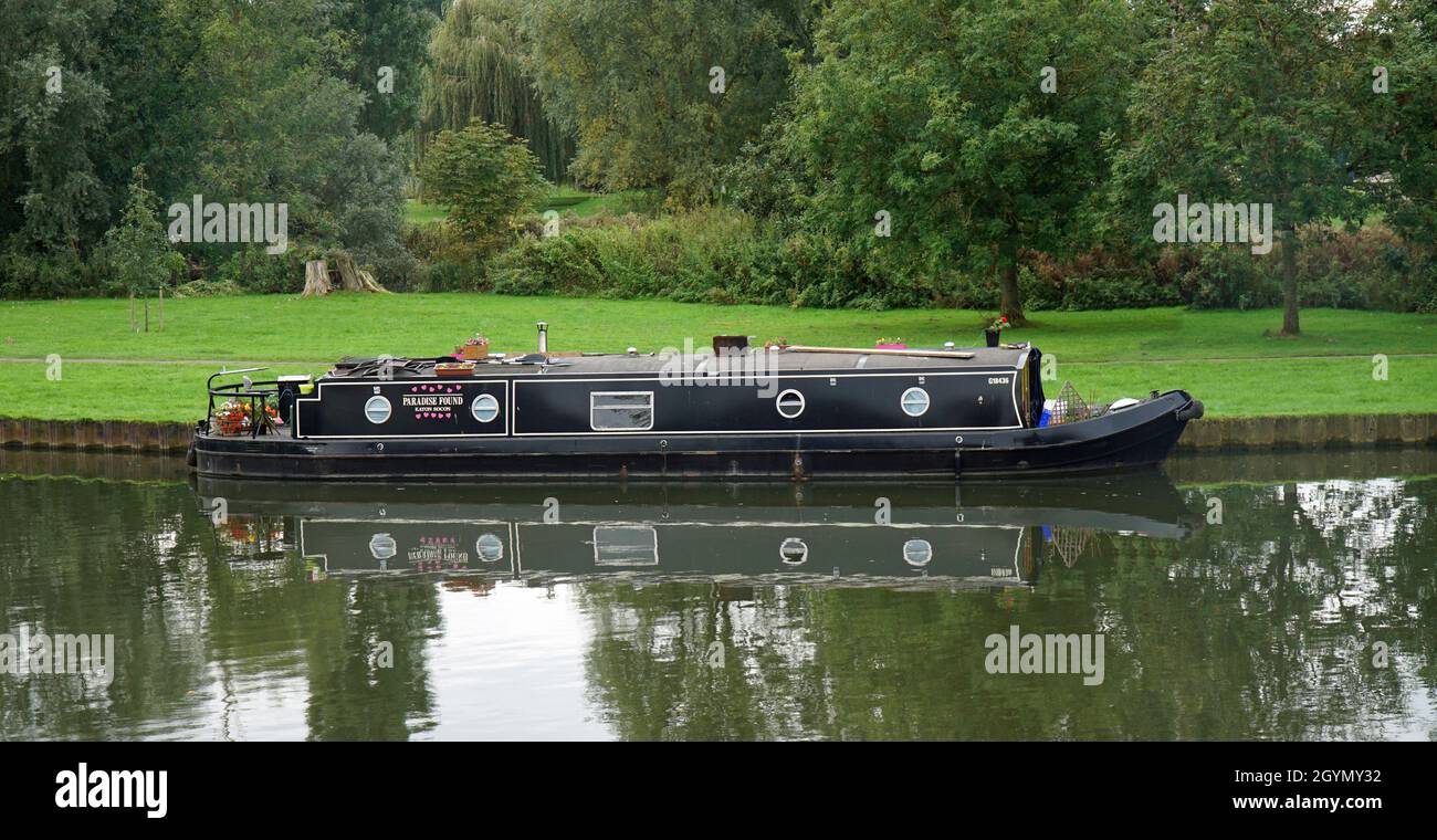Old narrowboat houseboat hi-res stock photography and images - Alamy