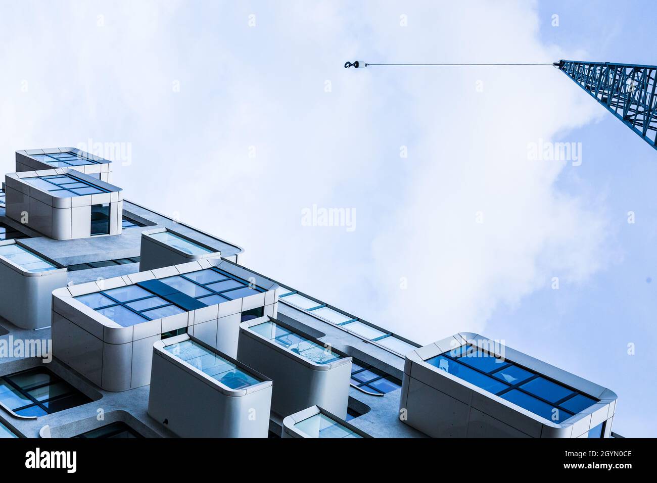 Low angle of a modern building and a crane Stock Photo - Alamy