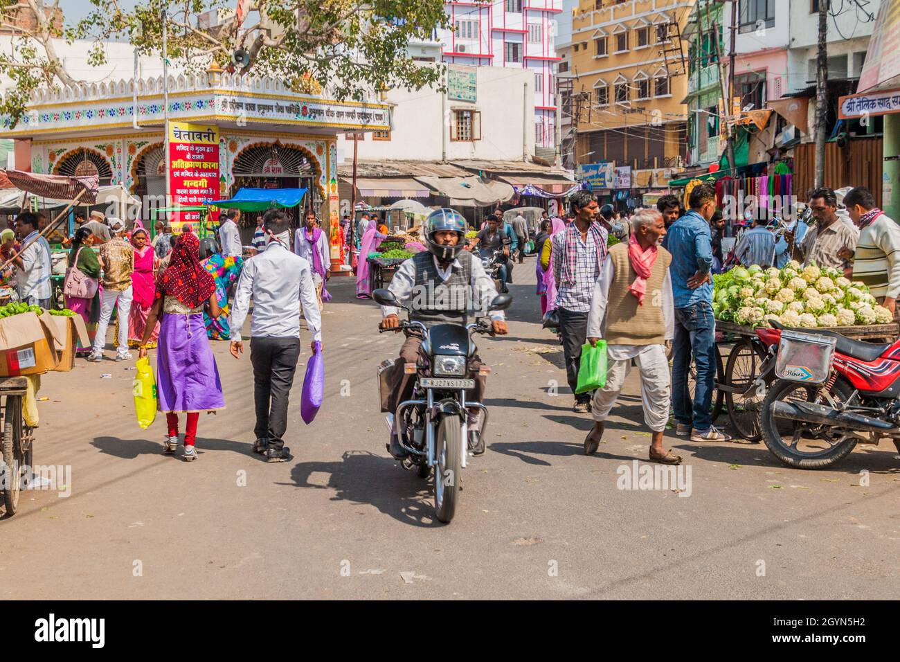 India overpopulation transport hi-res stock photography and images - Alamy
