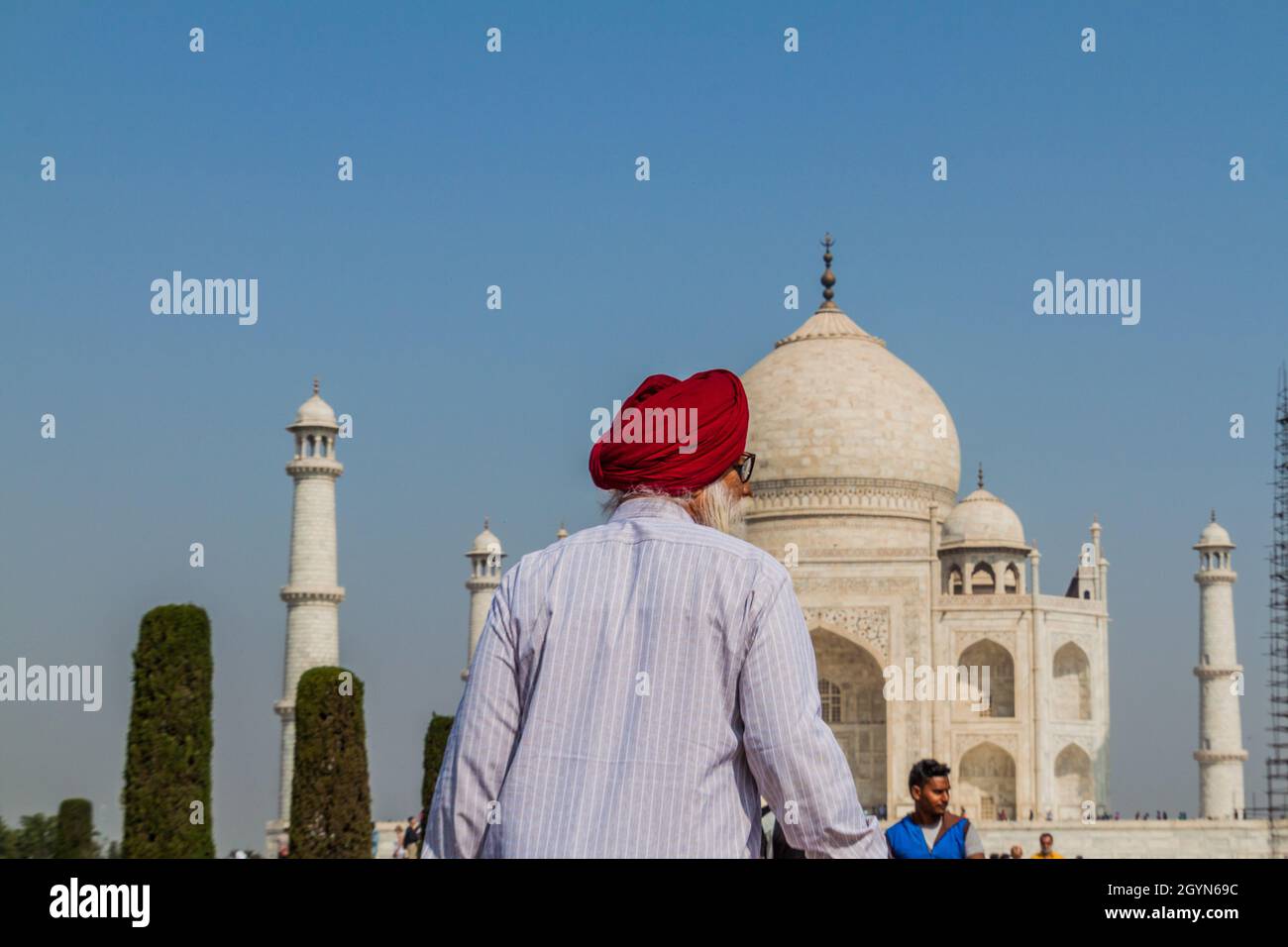 People visiting taj mahal mausoleum hi-res stock photography and images ...