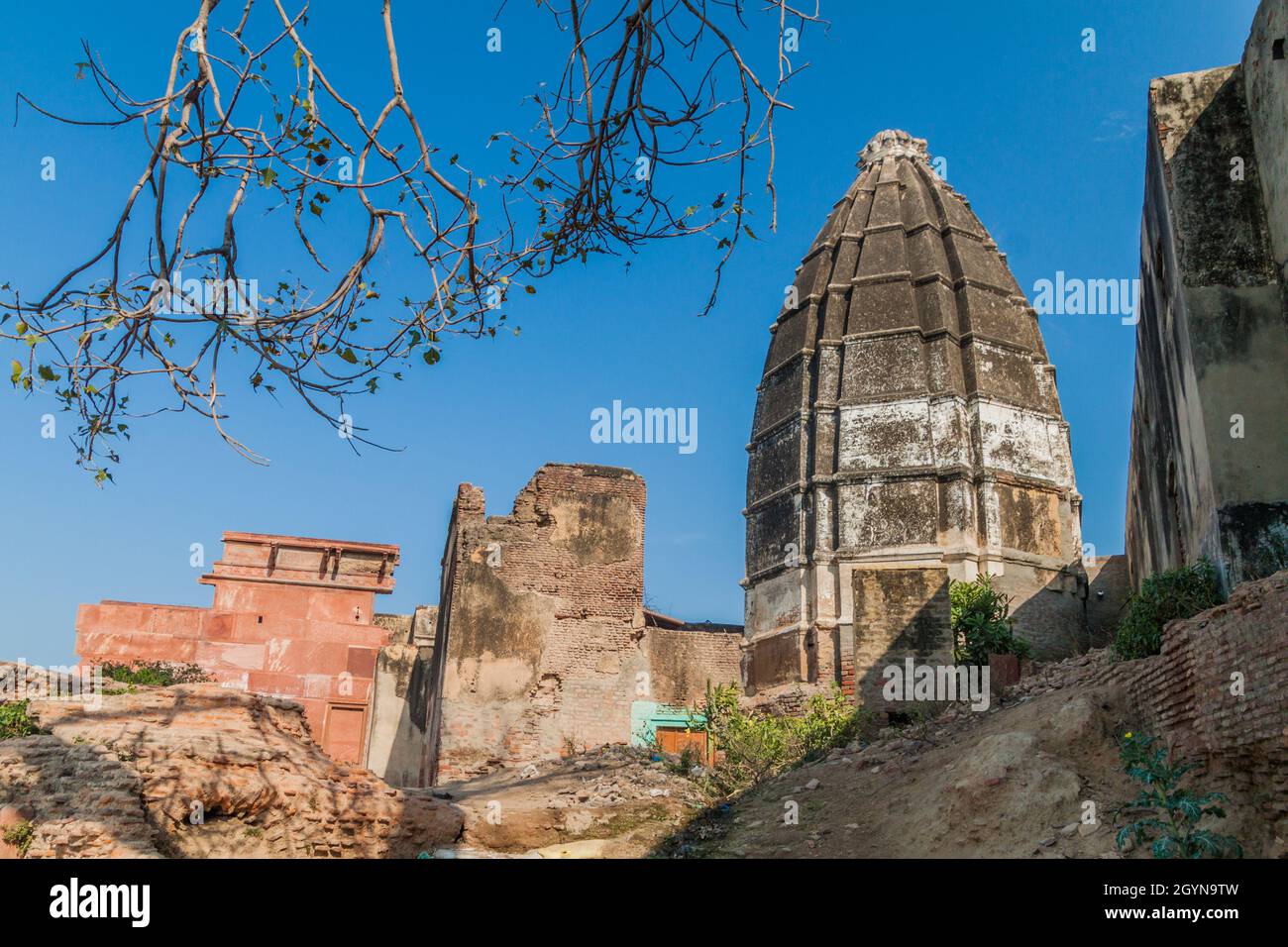 Crumbling temple in Vrindavan, Uttar Pradesh state, India Stock Photo ...