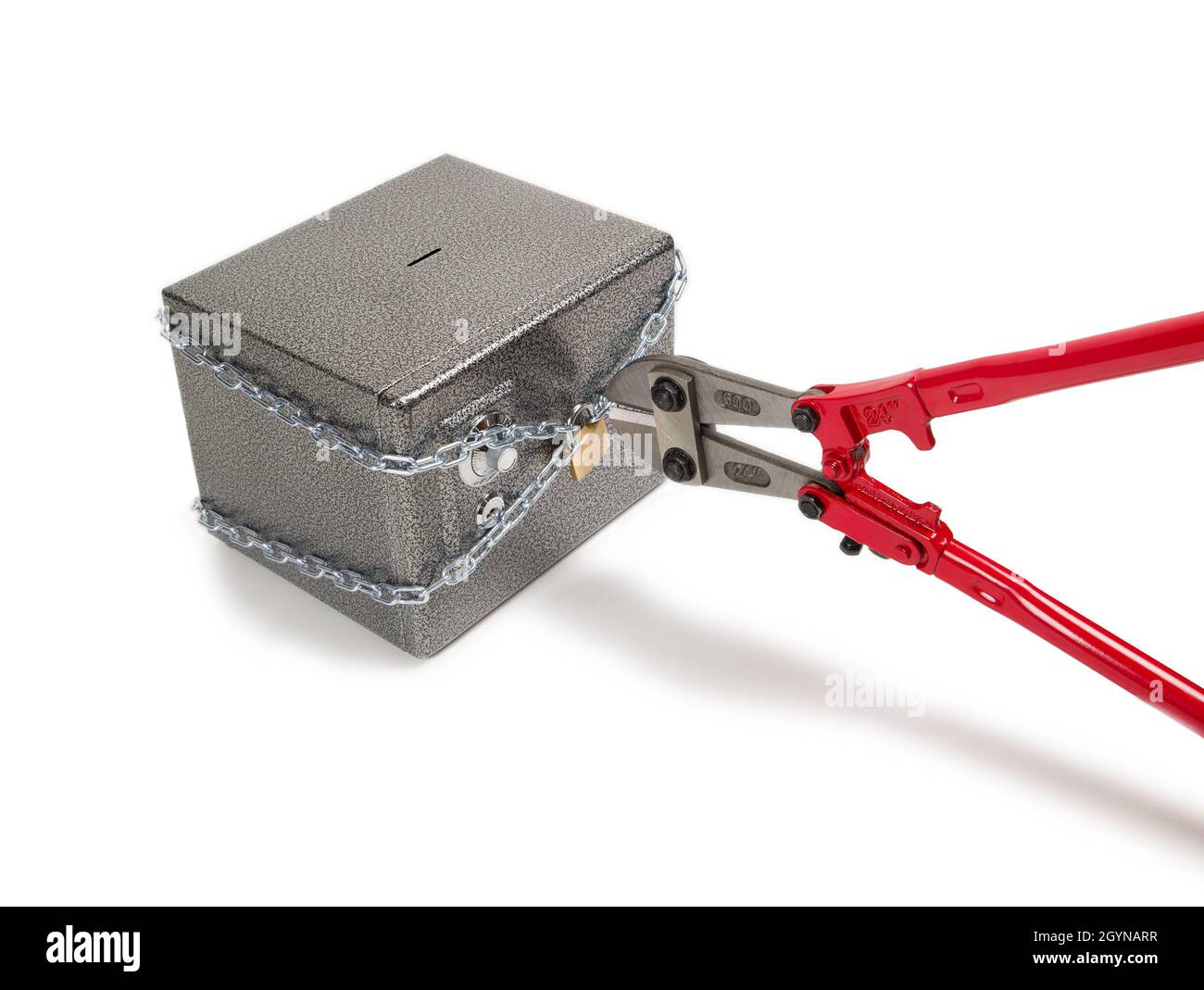 Cutting chain with bolt cutters Stock Photo - Alamy