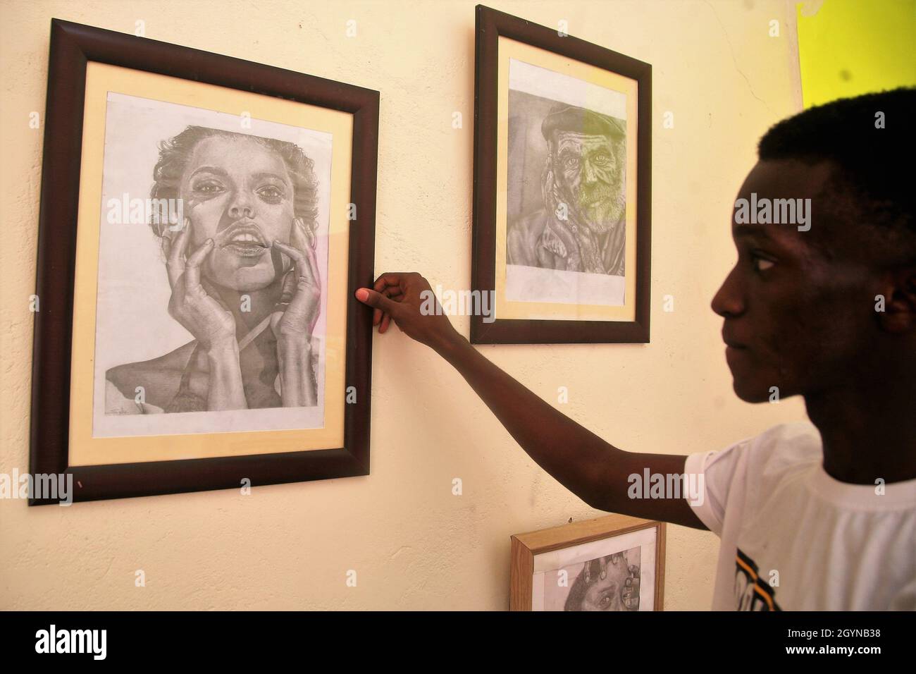 Munyonyo, Uganda. 6th Oct, 2021. Muhammed Spike Magoola shows his art ...