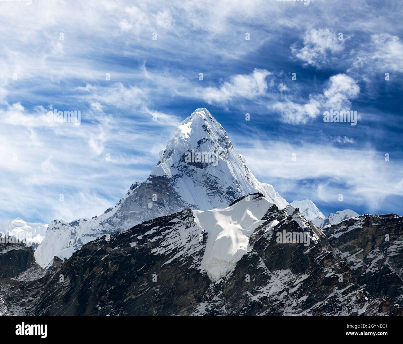 Beautiful himalayan peak ama dablam hi-res stock photography and images ...