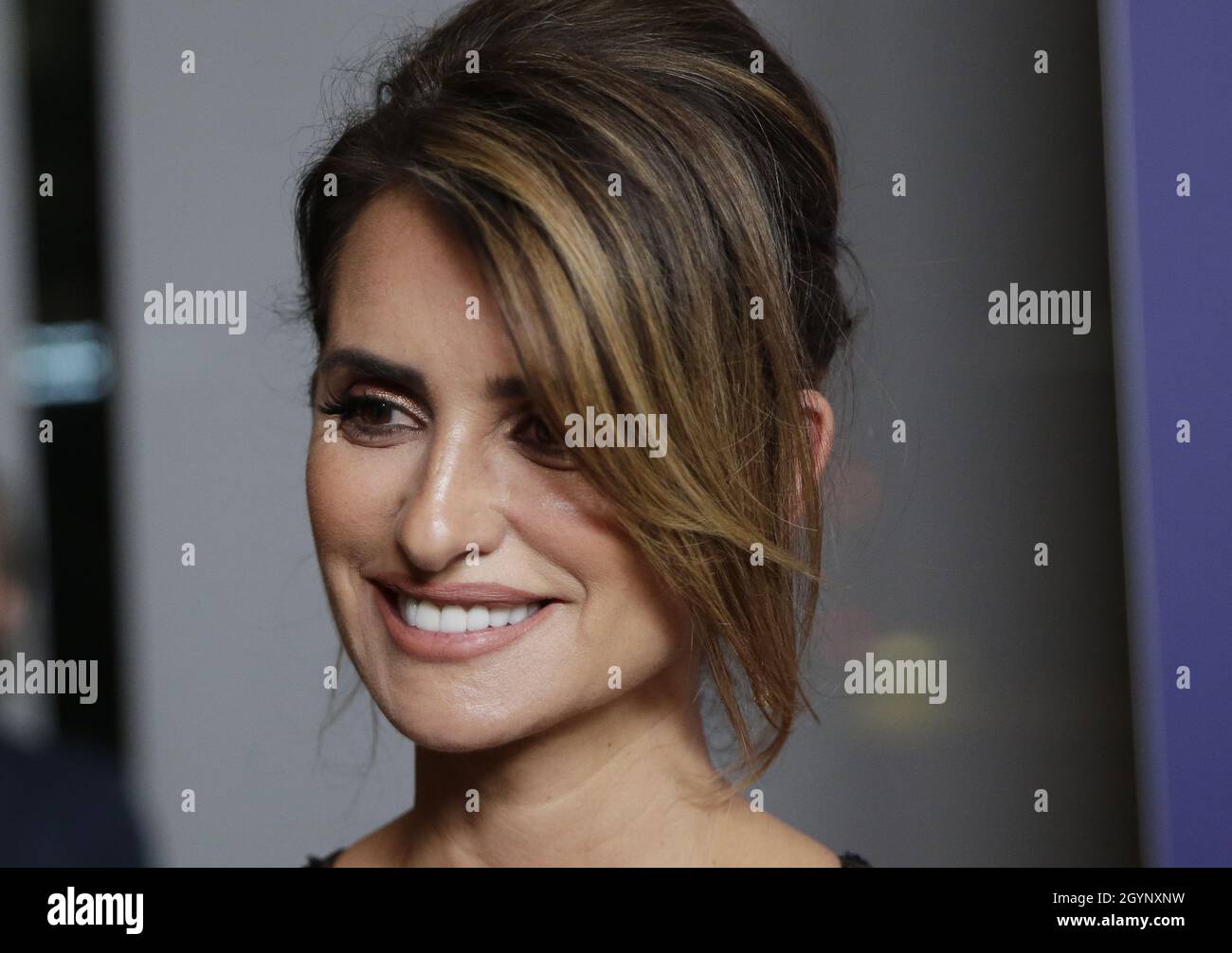 New York, USA. 08th Oct, 2021. Penelope Cruz arrives on the red carpet ...