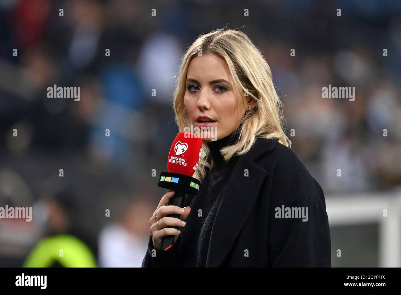 Hamburg, Germany. 08th Oct, 2021. RTL presenter Laura PAPENDICK at the microphone, single image ...