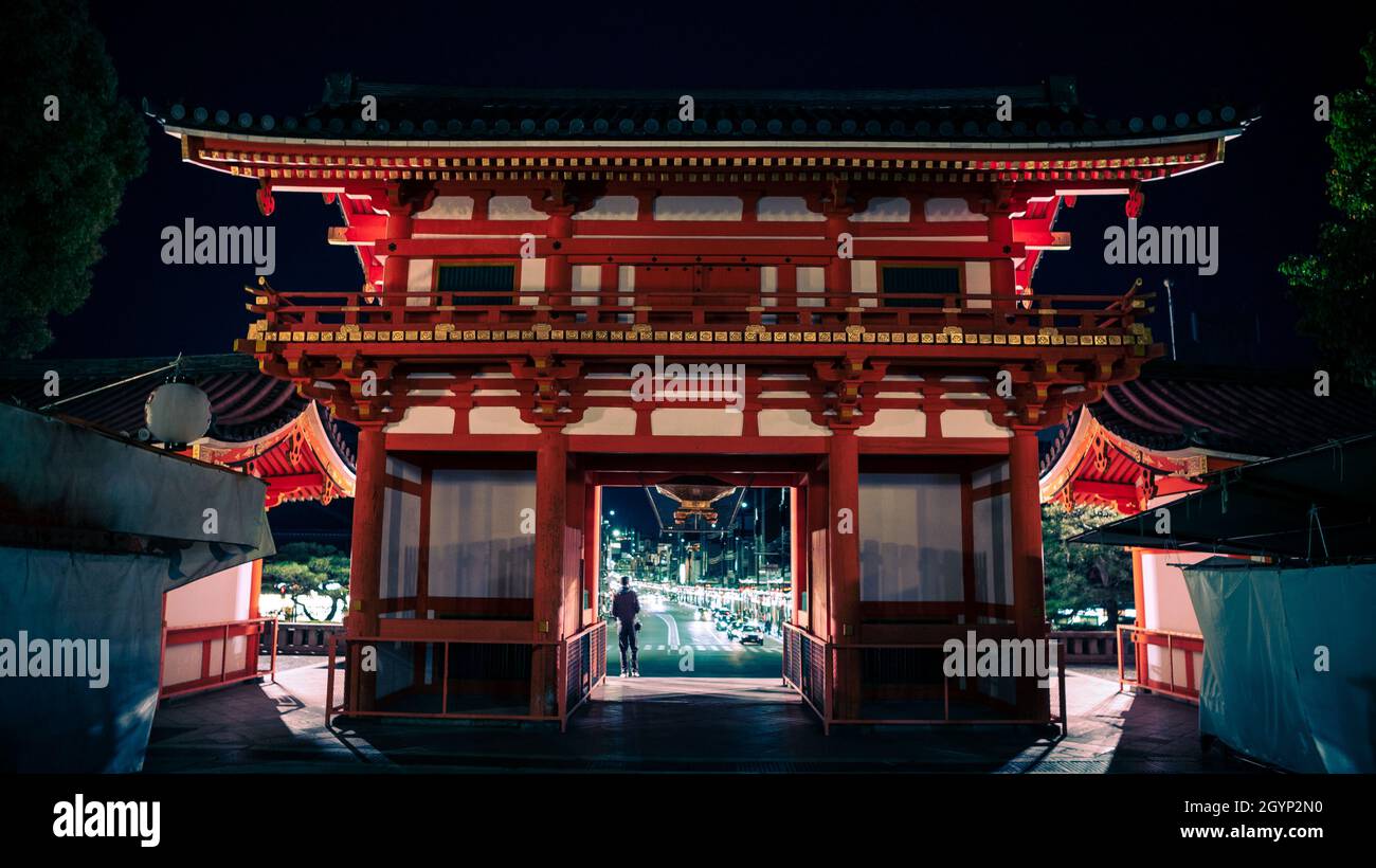 The great gate and entrance building of the Yasaka Jinja shrine with ...