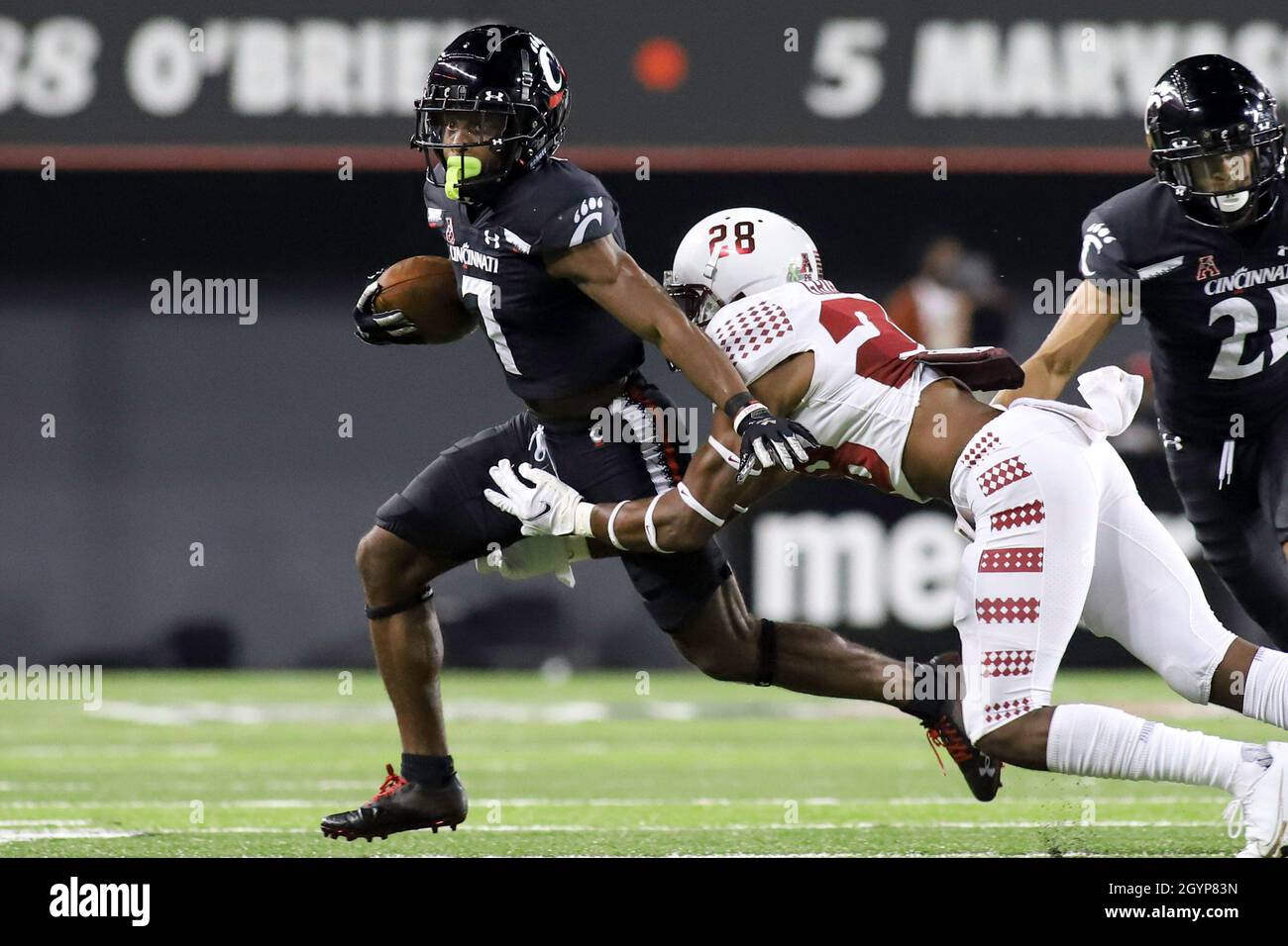 October 8, 2021: Cincinnati's Tre Tucker runs the ball during an NCAA ...