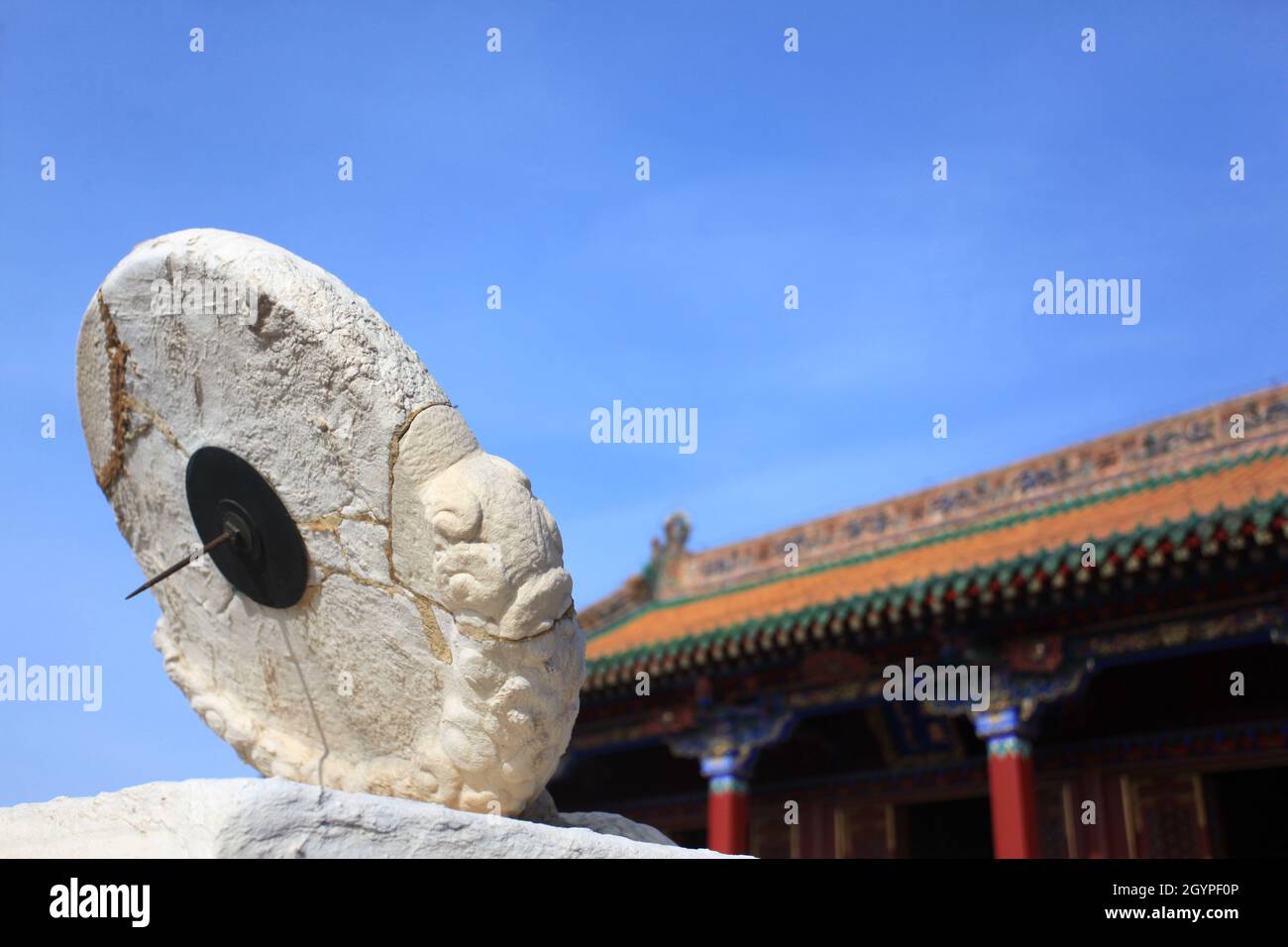 Old building sundial hi-res stock photography and images - Alamy