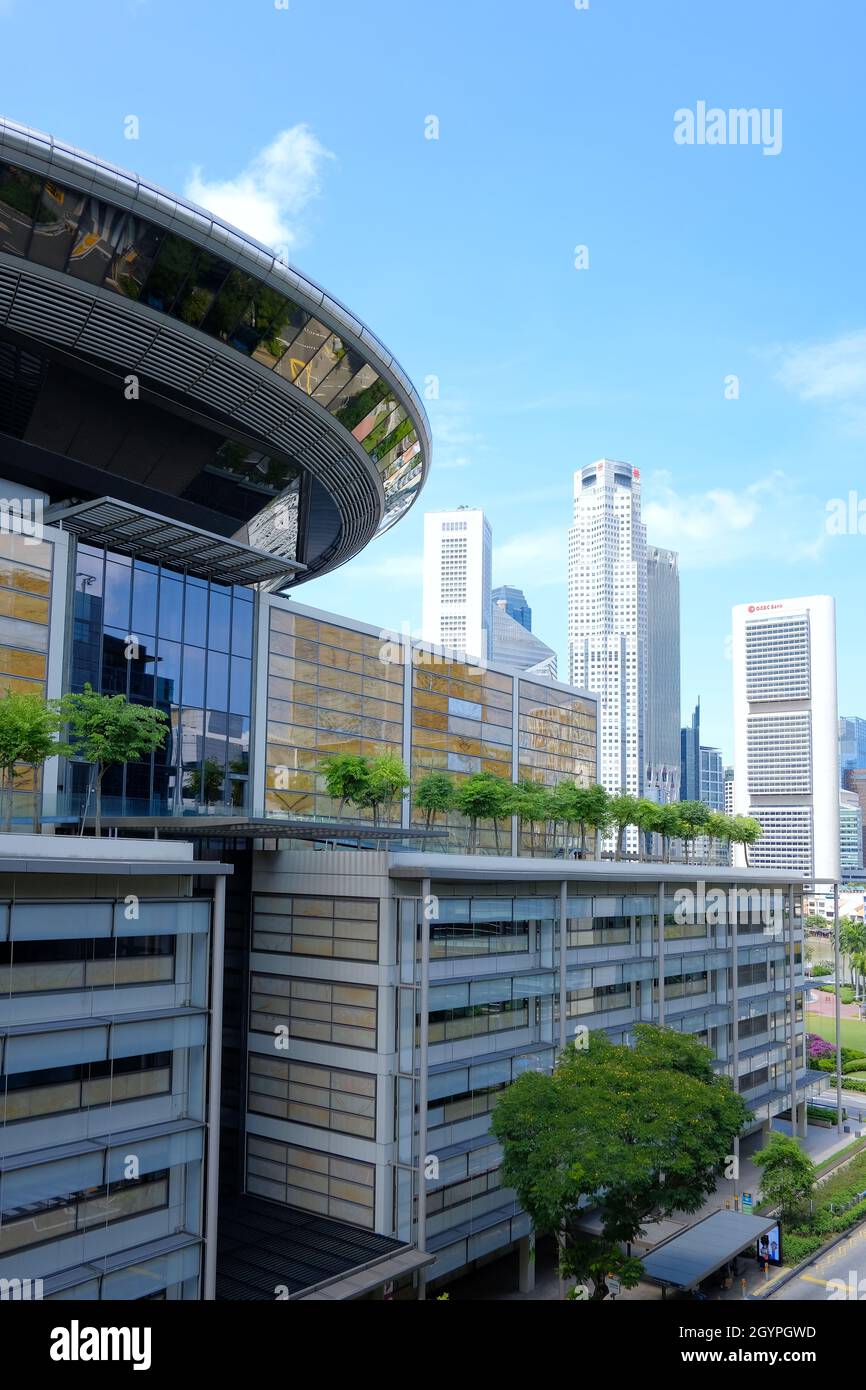 The Singapore Supreme Court Building with its unique flying saucer ...