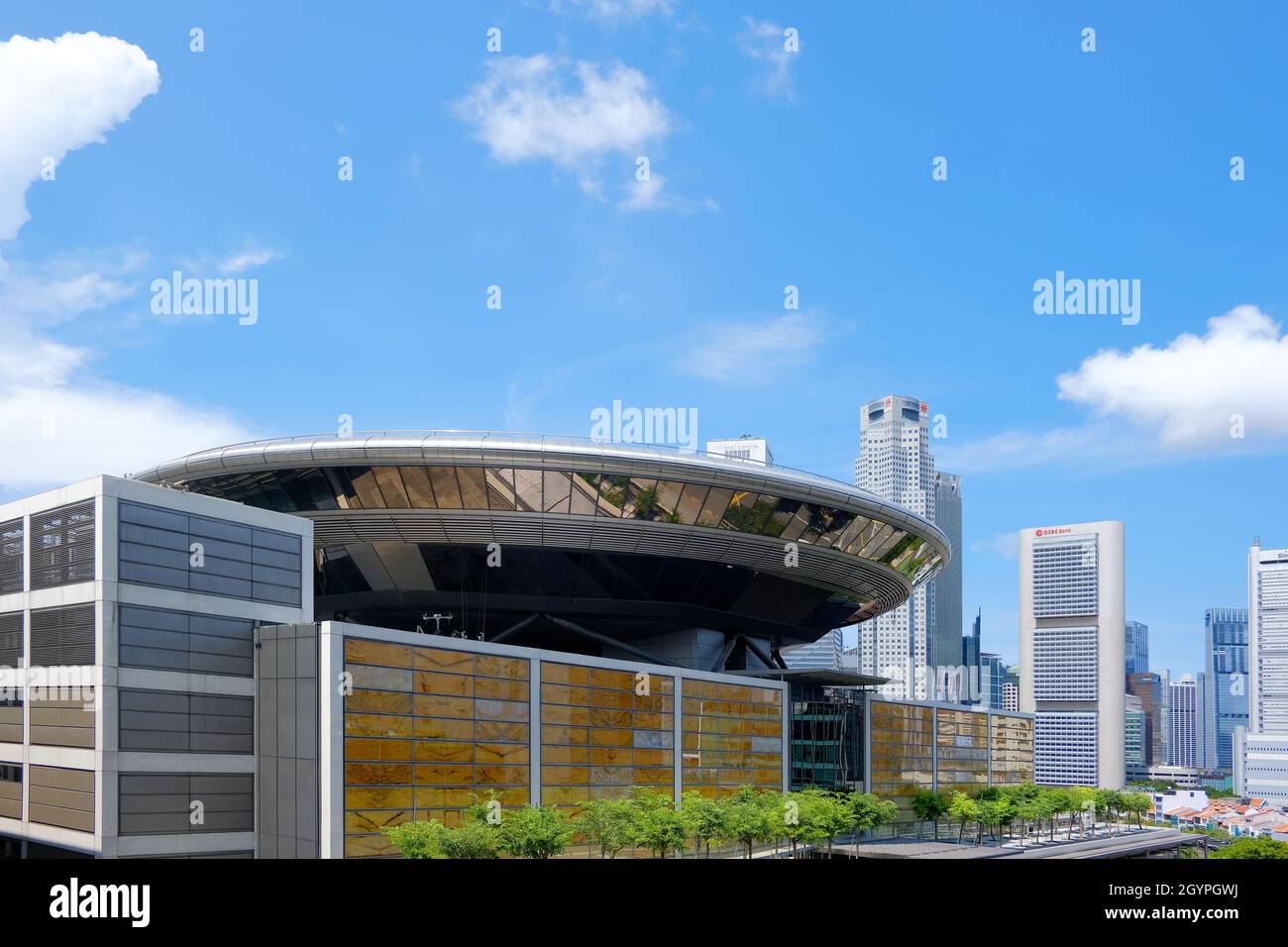 The Singapore Supreme Court Building with its unique flying saucer ...
